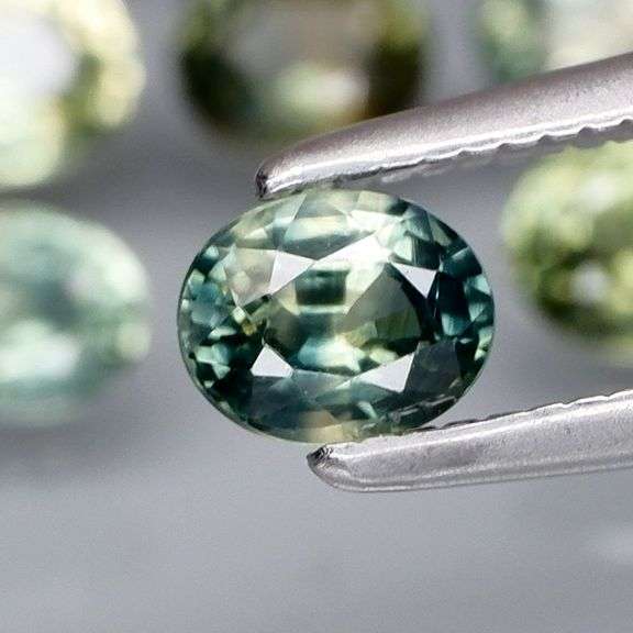 Awesome 3.43ct oval cut GREEN Sapphire set - U.S. Auction Brokers