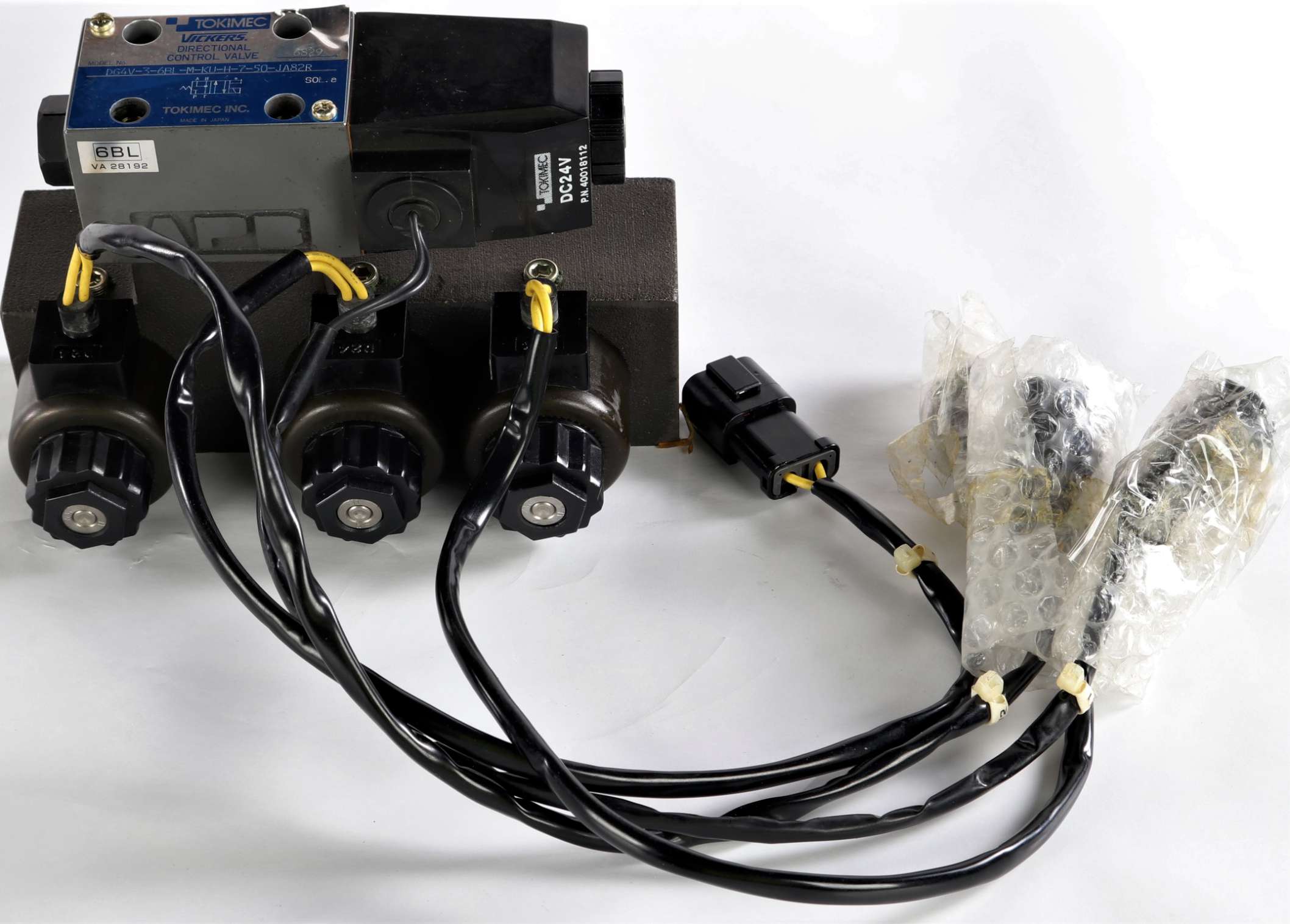 DG4V-3-6BL-M-KU-H-7-50-JA82R from VICKERS - DIRECTIONAL CONTROL VALVE 24V