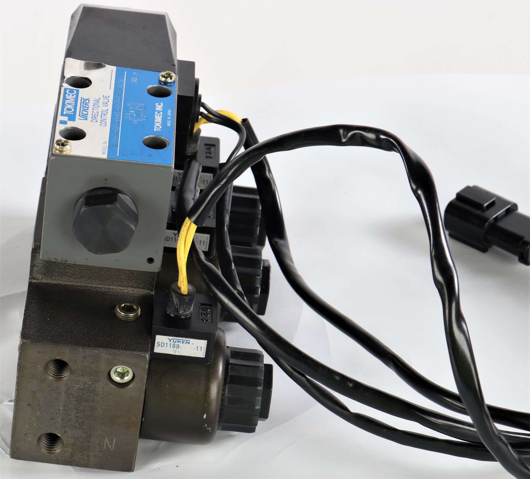 DG4V-3-6BL-M-KU-H-7-50-JA82R from VICKERS - DIRECTIONAL CONTROL VALVE 24V