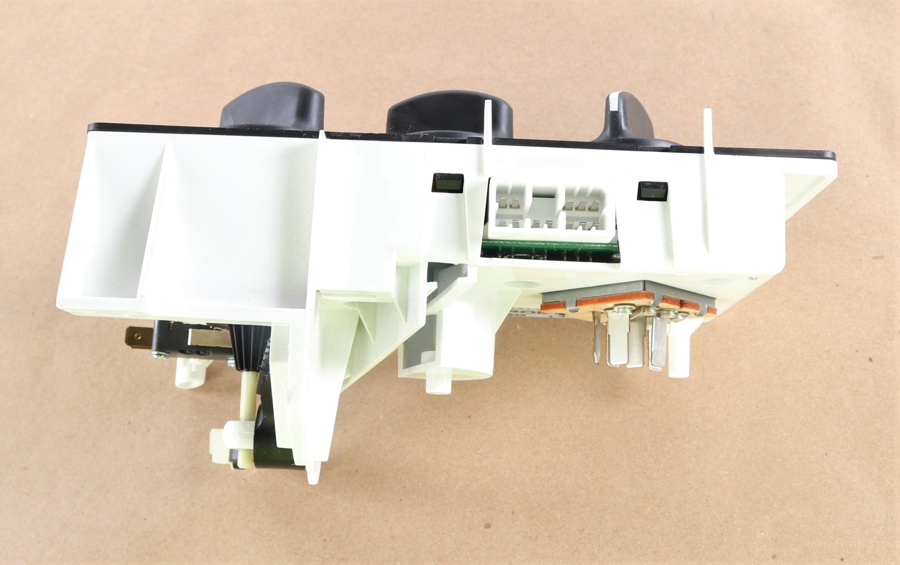 1000149538 from BERGSTROM MFG - COOLER/HEATER CONTROLLER UNIT