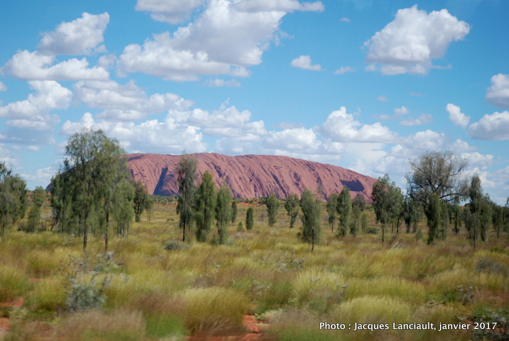 Promenade autour des monts Olga et coucher de soleil sur le mont Uluru ...