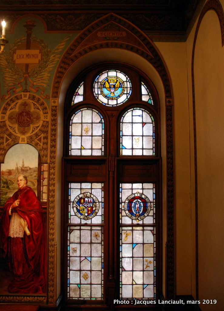 La chapelle Dahlgren du Sacré-Cœur et le Healy Hall de l’Université ...