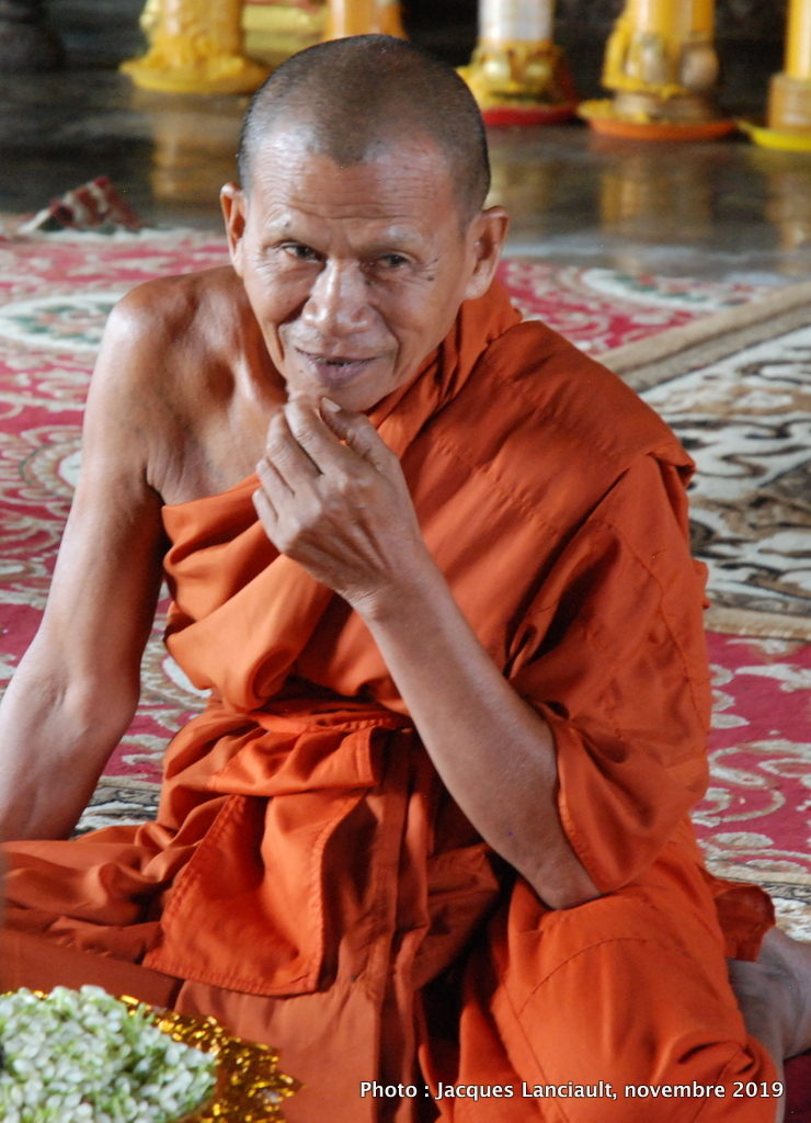 Bénis par un bonze au centre de méditation bouddhiste Vipassana Dhura ...