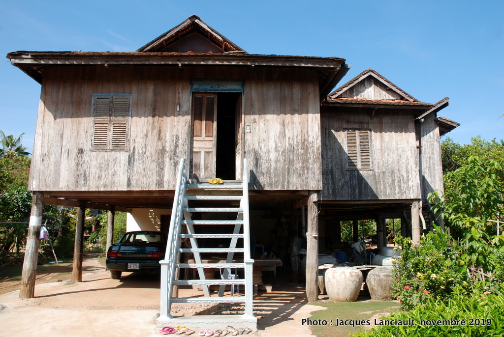 Le village d’Angkor Ban au Cambodge et ses maisons de bois sur pilotis ...