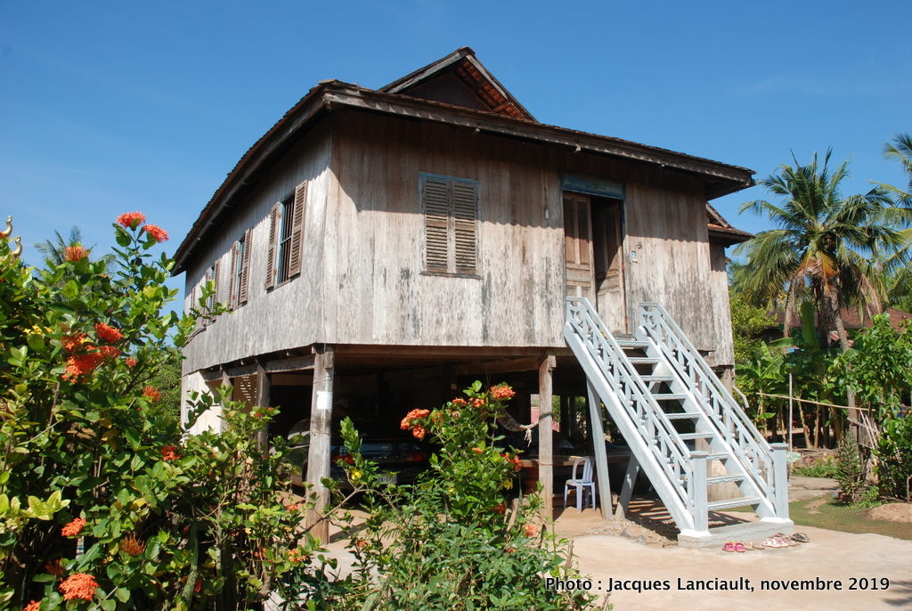 Le village d’Angkor Ban au Cambodge et ses maisons de bois sur pilotis ...