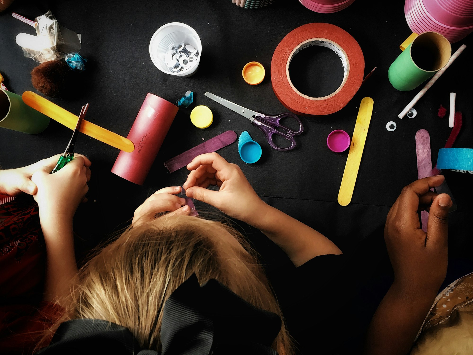 Kids doing arts and crafts on a table – Kensington Woods Church of Christ