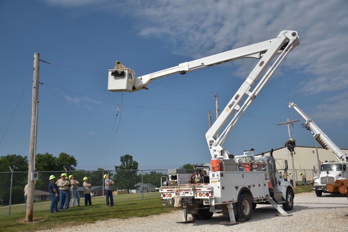 Pole Top and Bucket Truck Rescue Certification Held for MEC Employees