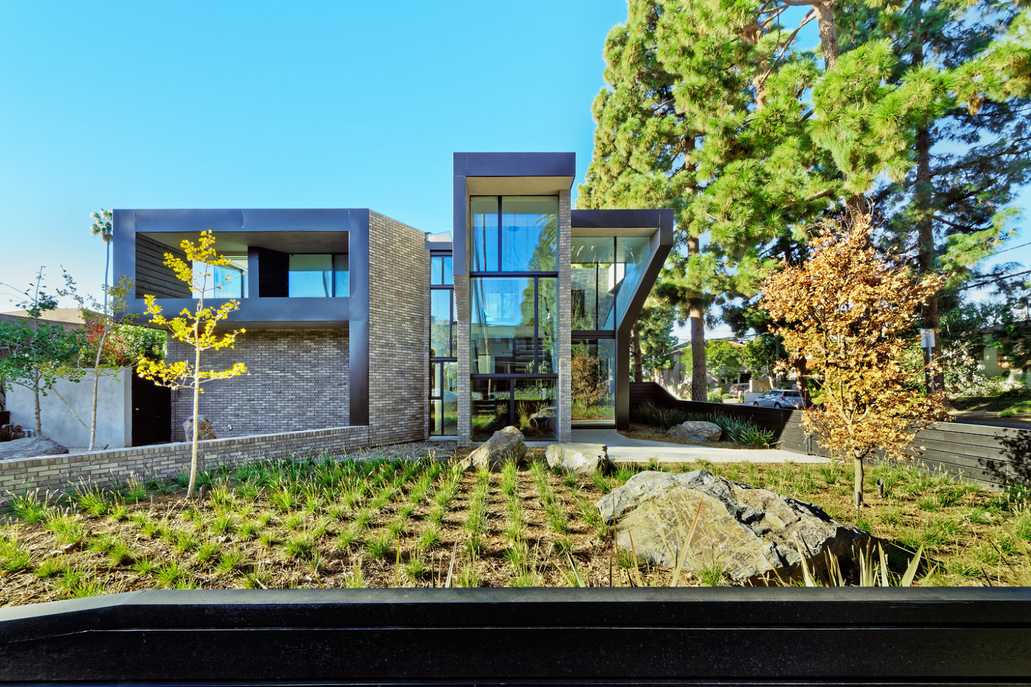 A Linear Lighting Solution by (fer) Studio - Life-Styled by Stacy Garcia