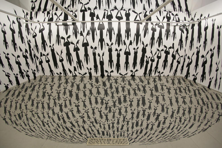 Regina Silveira em exposição no Museu Oscar Niemeyer - Lilian Pacce