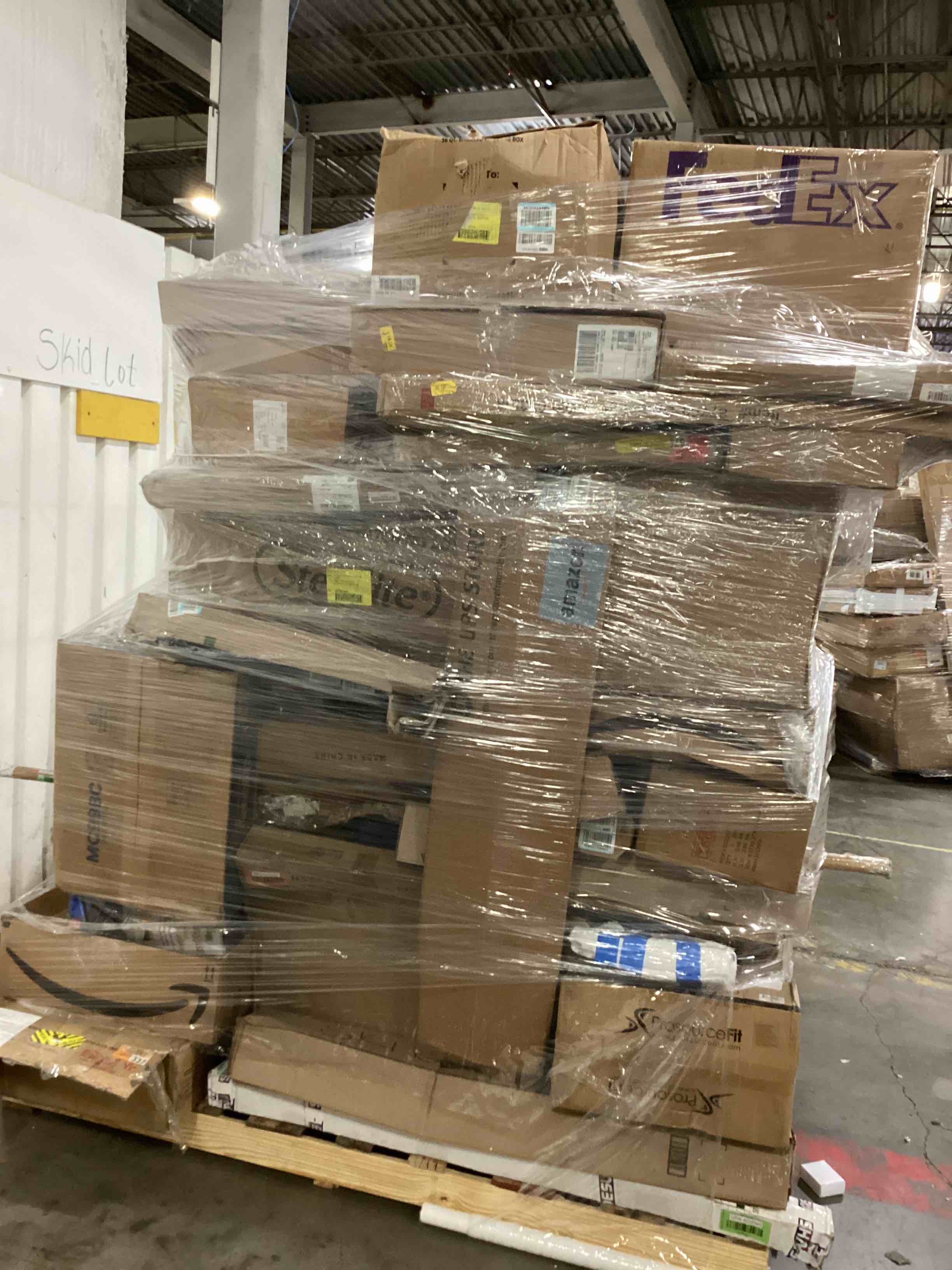 Assortment pallet of home goods