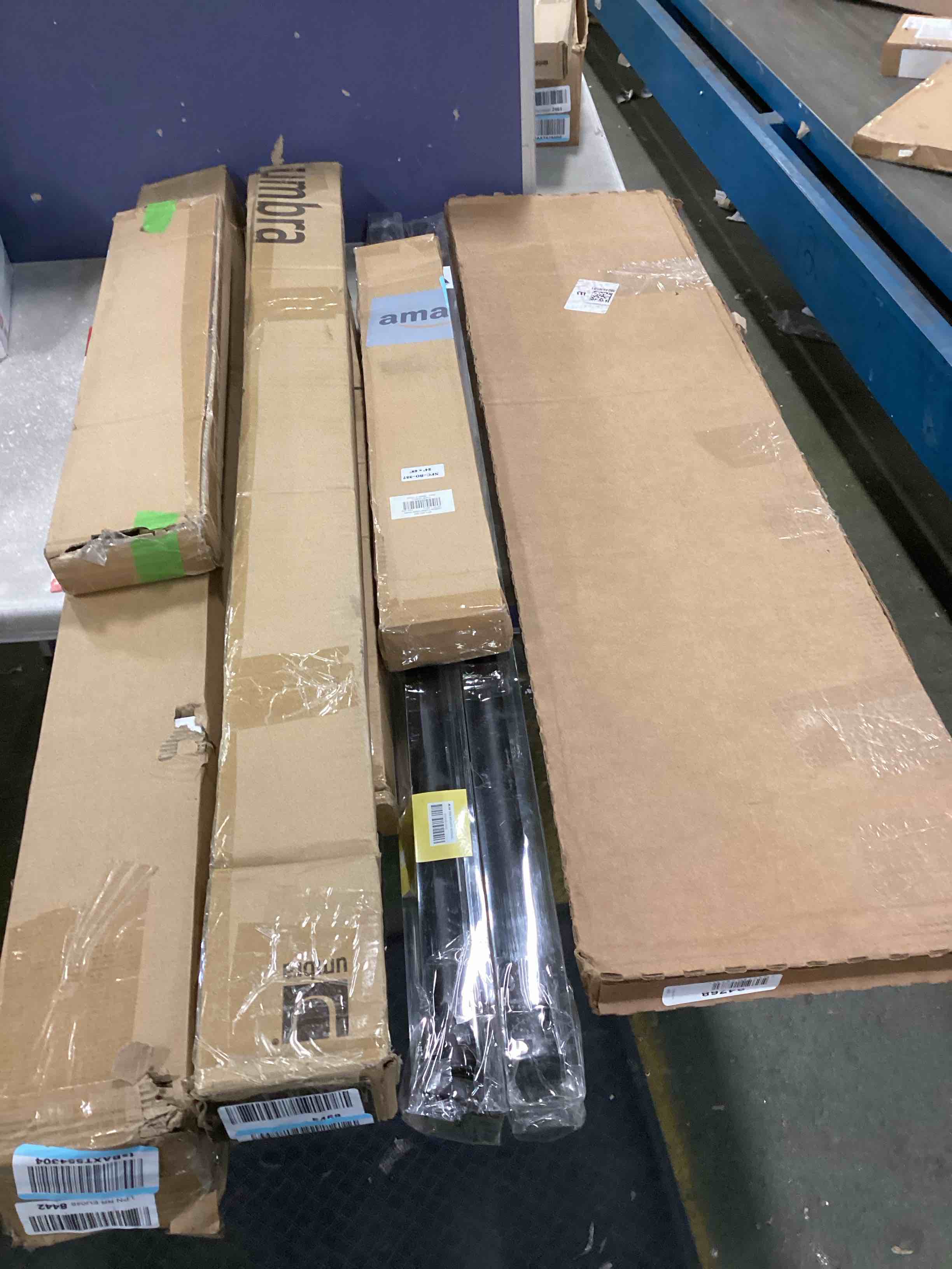 Assorted miscellaneous items including ( Vent visor, wiper blade ...