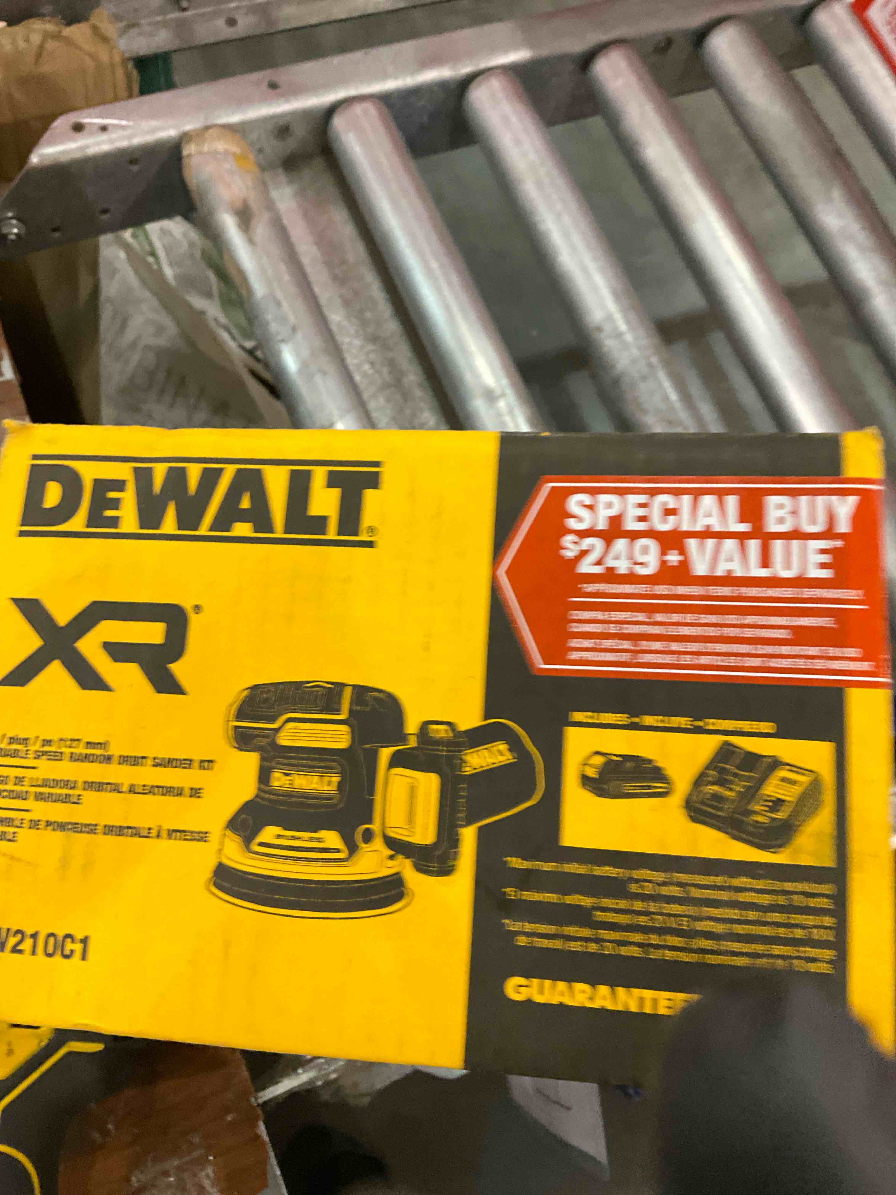 DEWALT 20V MAX Random Orbital Sander Kit (DCW210P1)