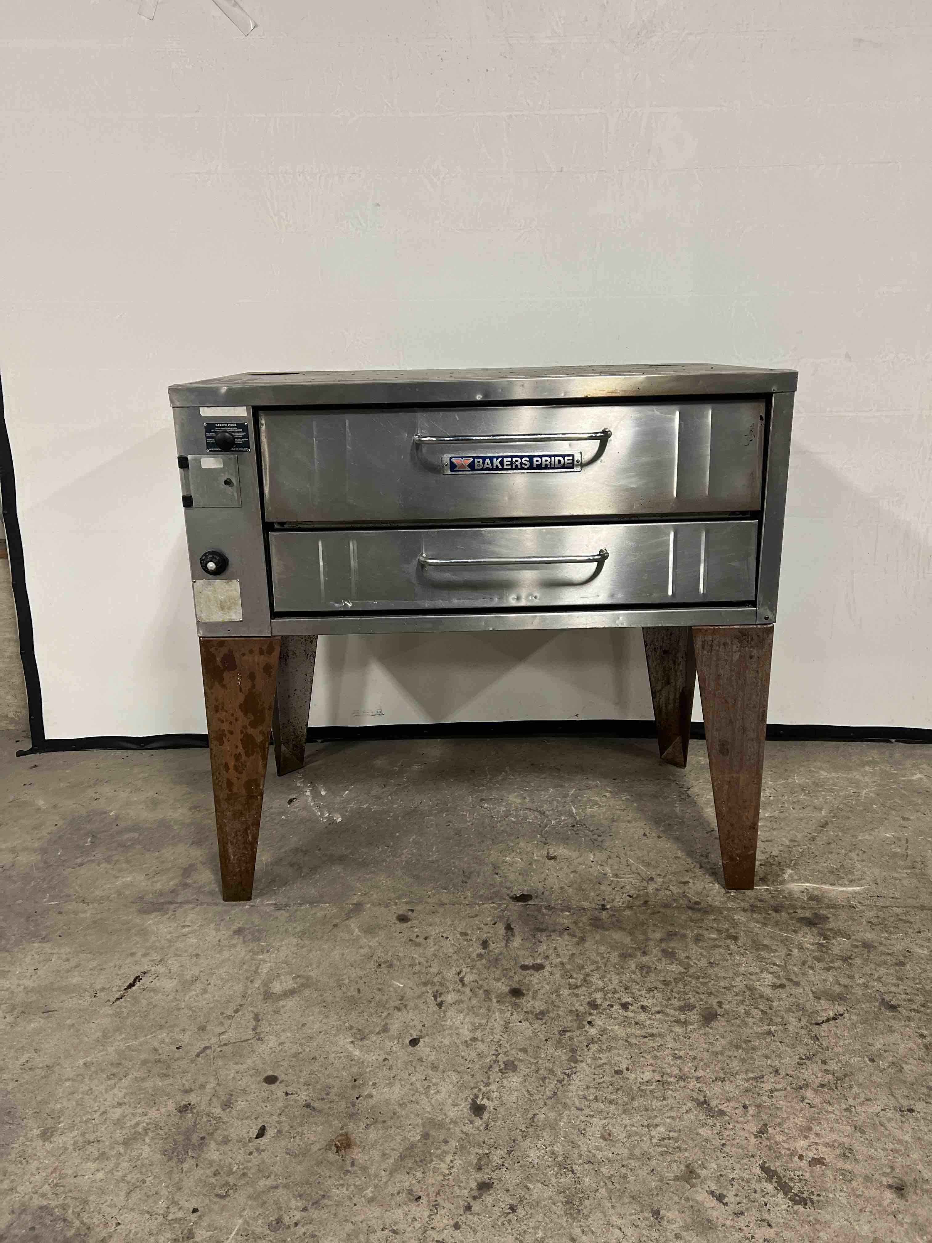 BAKERS PRIDE NATURAL GAS STONE DECK PIZZA OVEN