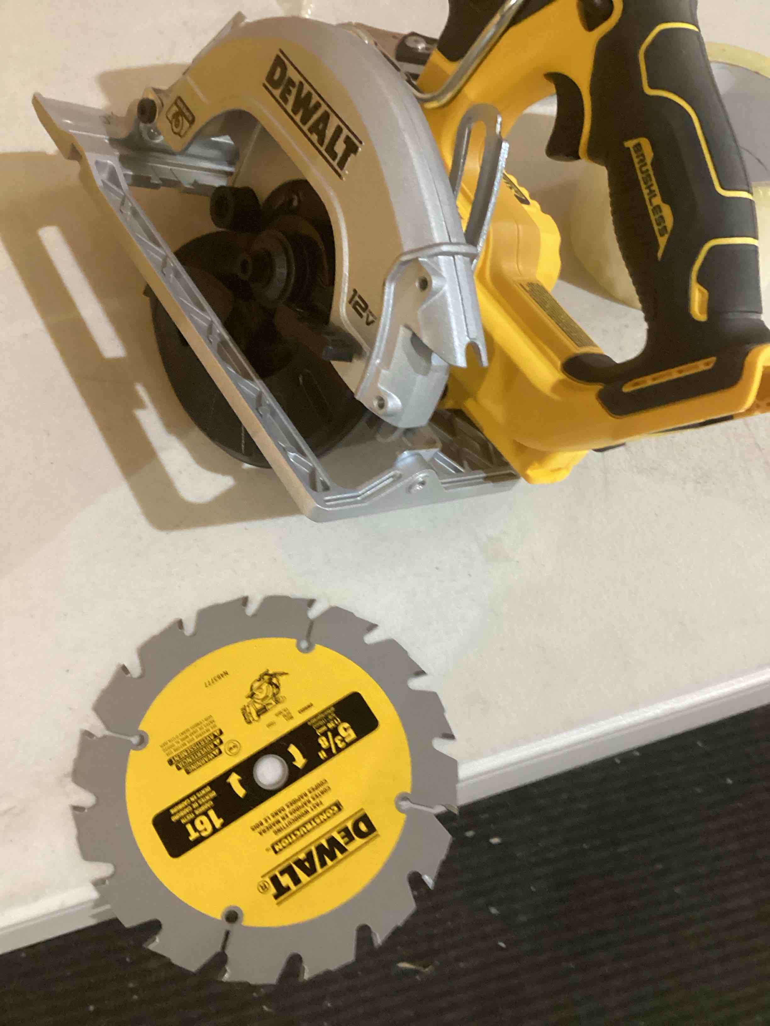DEWALT XTREME™ 12V MAX BRUSHLESS 5-3/8" CIRCULAR SAW (Tool Only) (DCS512B)