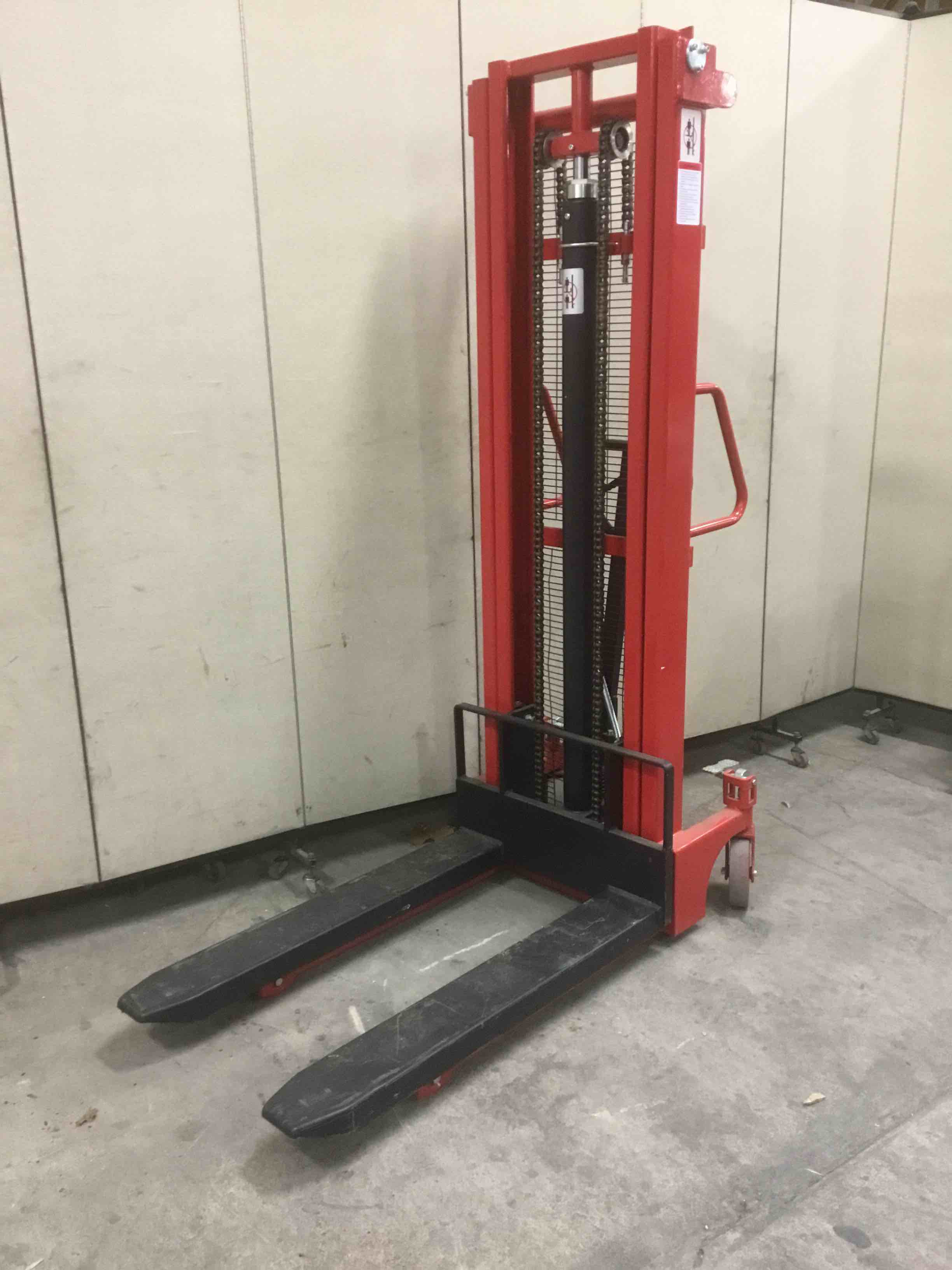 DAYTON 2000 POUND CAPACITY MANUAL FORK-OVER STACKER