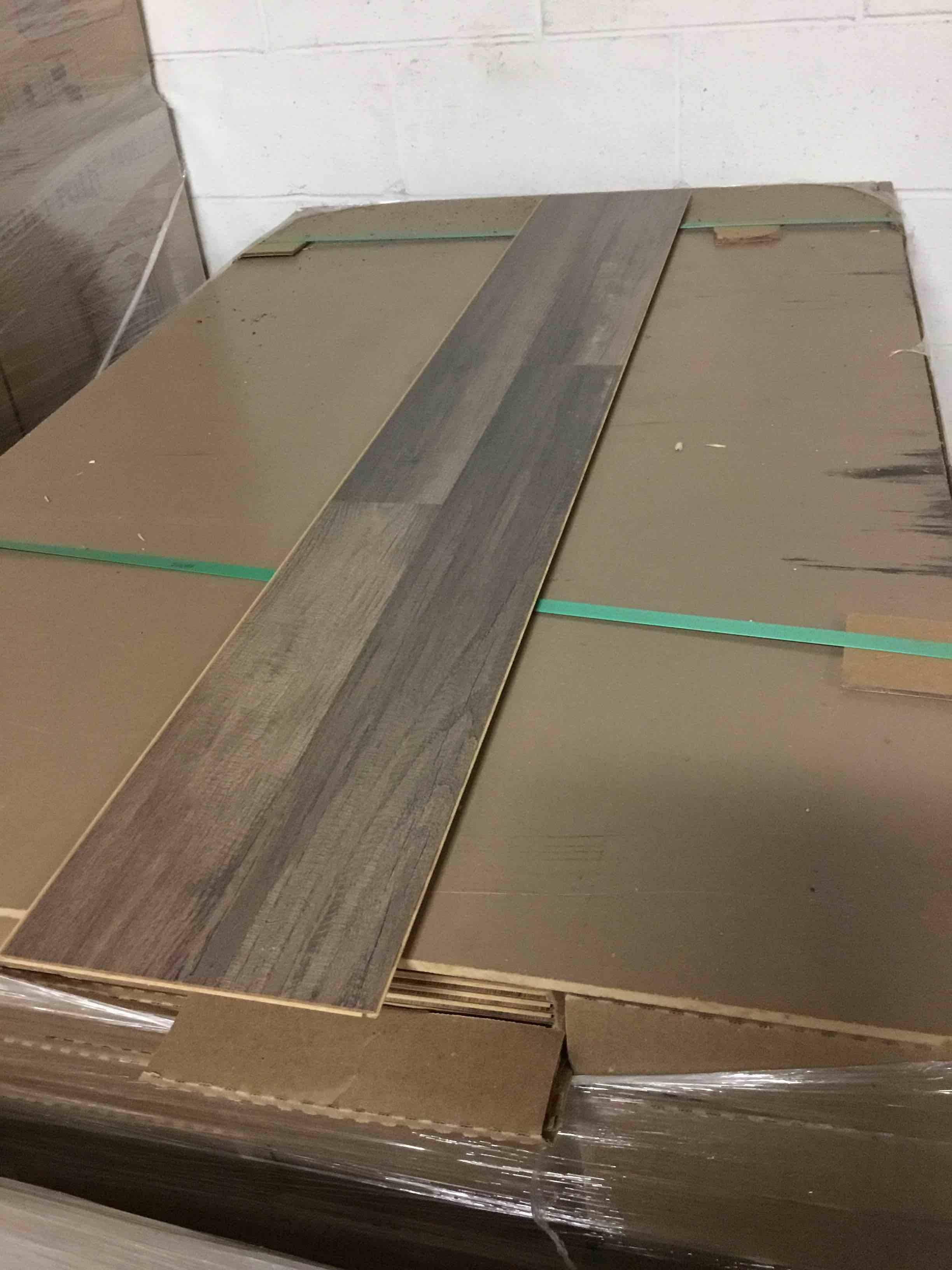 1,184.16 sq ft 7.5 x 50.75 8mm laminate flooring your bid per sq ft