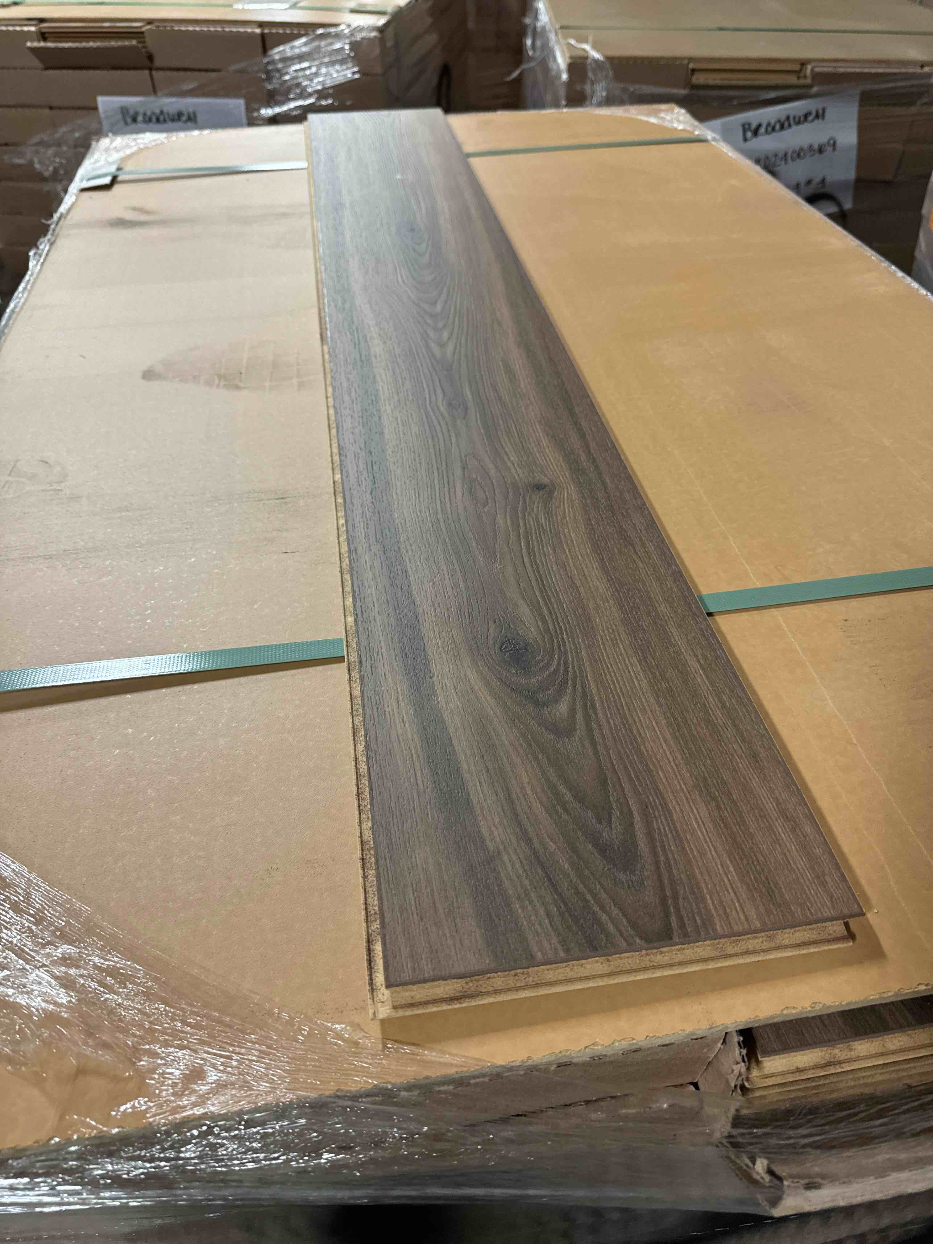 888.12 sq ft 7.5 x 50.75 10mm laminate flooring your bid per sq ft