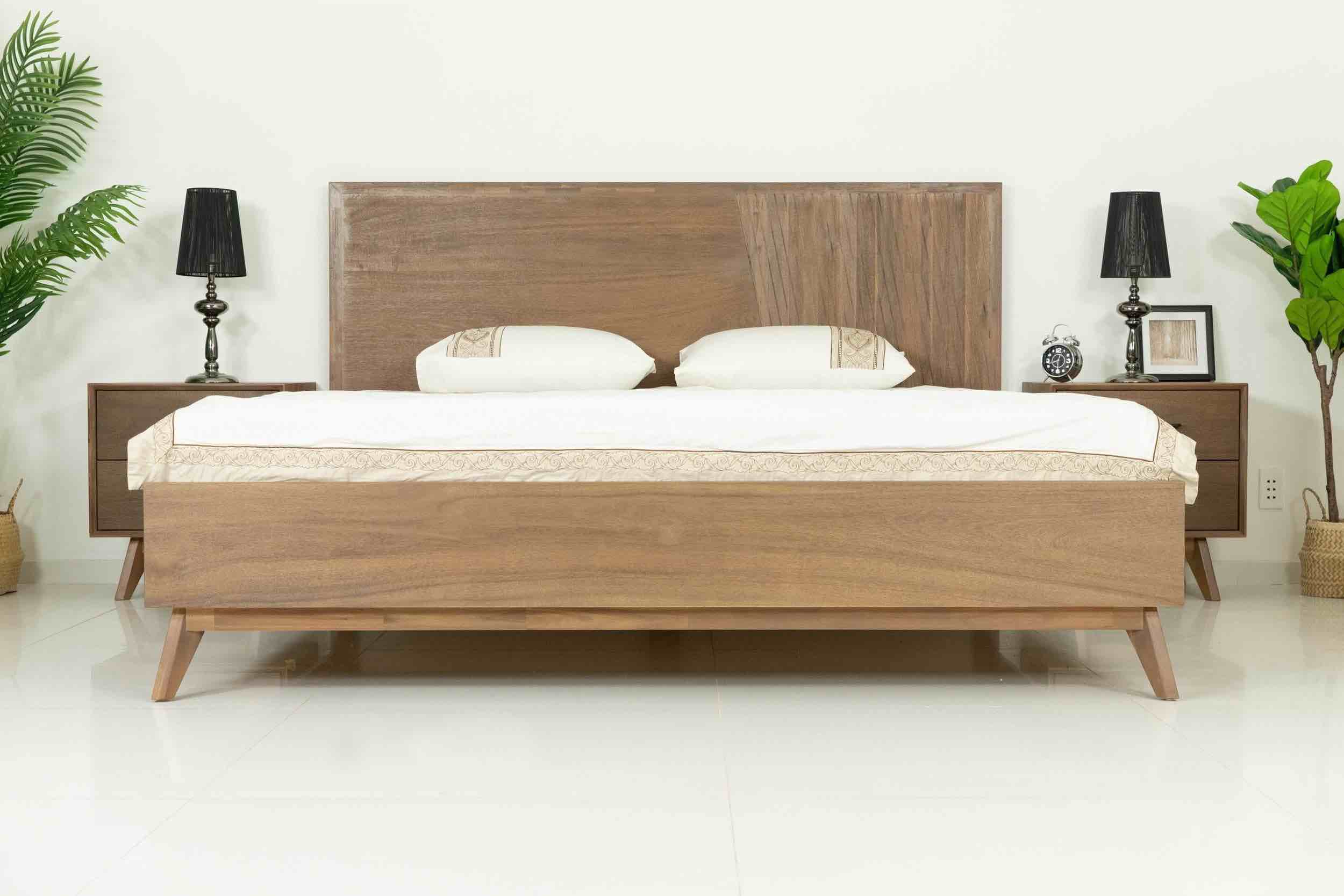((INCOMPLETE ONLY HEADBOARD)) Modrest Claire - Contemporary Walnut Bed