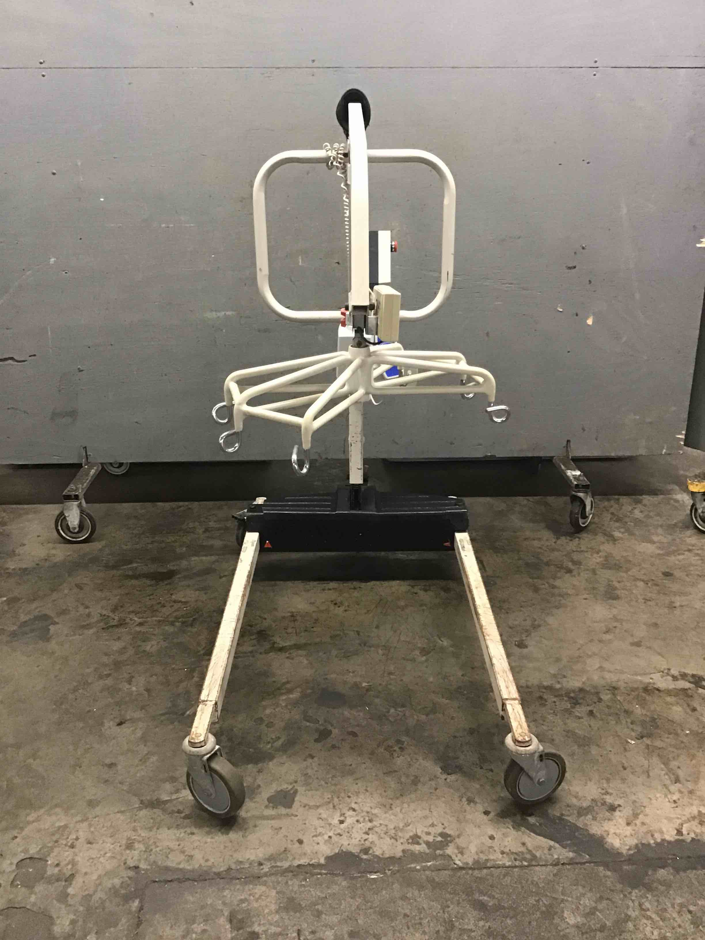 Metal Invacare Reliant 600 Heavy-Duty Power Lift with Manual Low Base ...