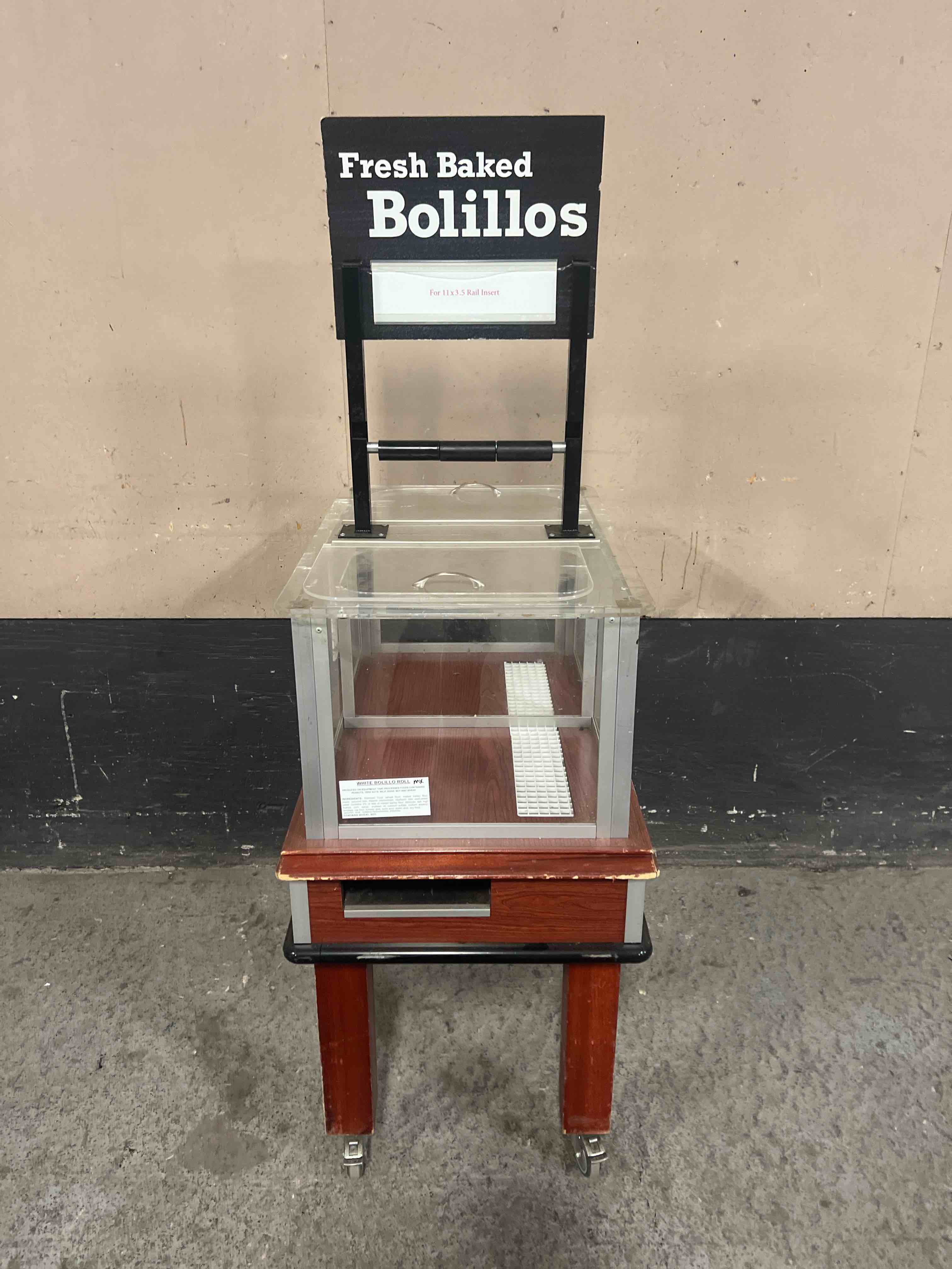 DISPLAY MERCHANDISER ON CASTERS