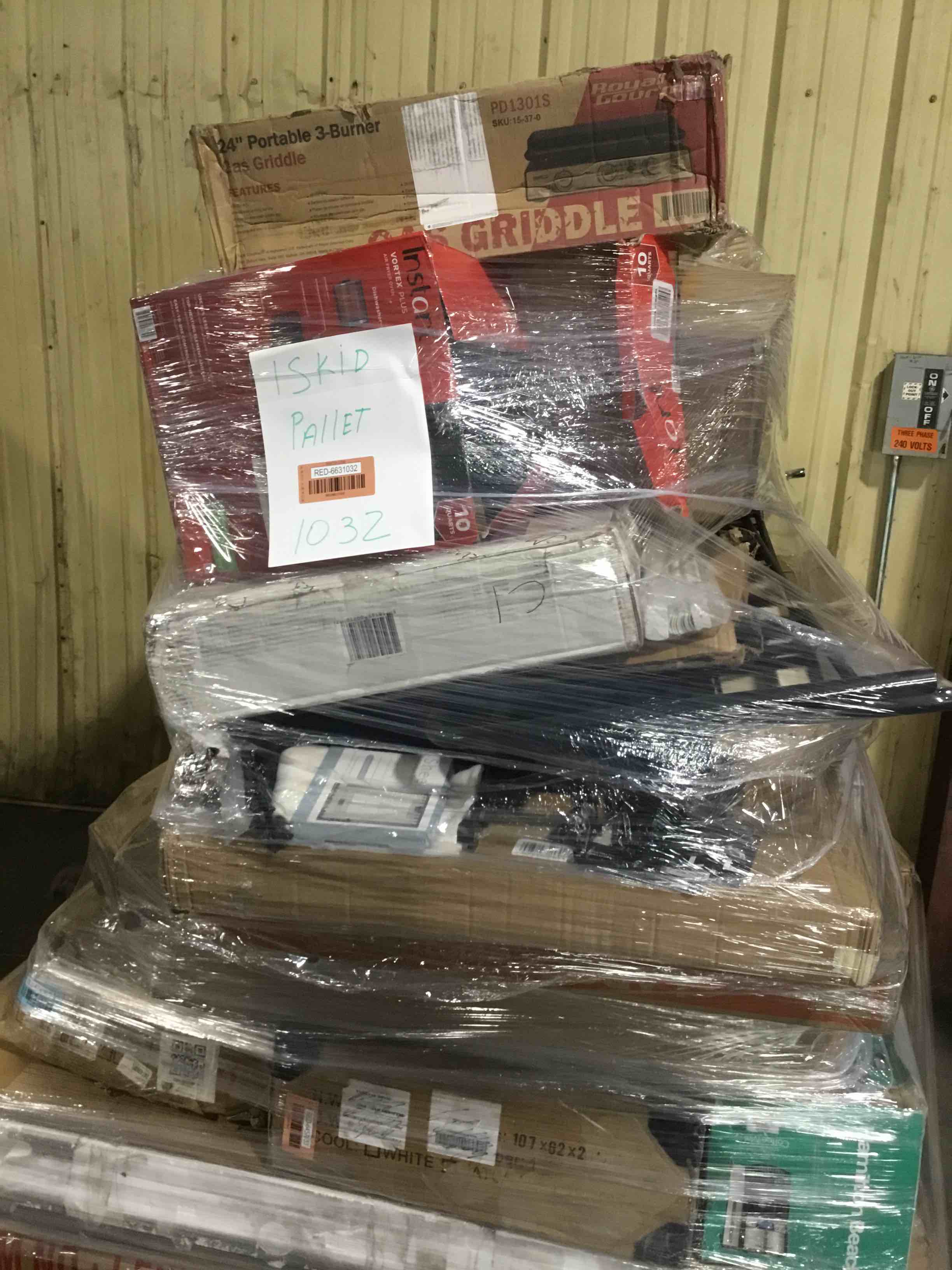 Skip pallet boxes surprise ( good condition or As is)