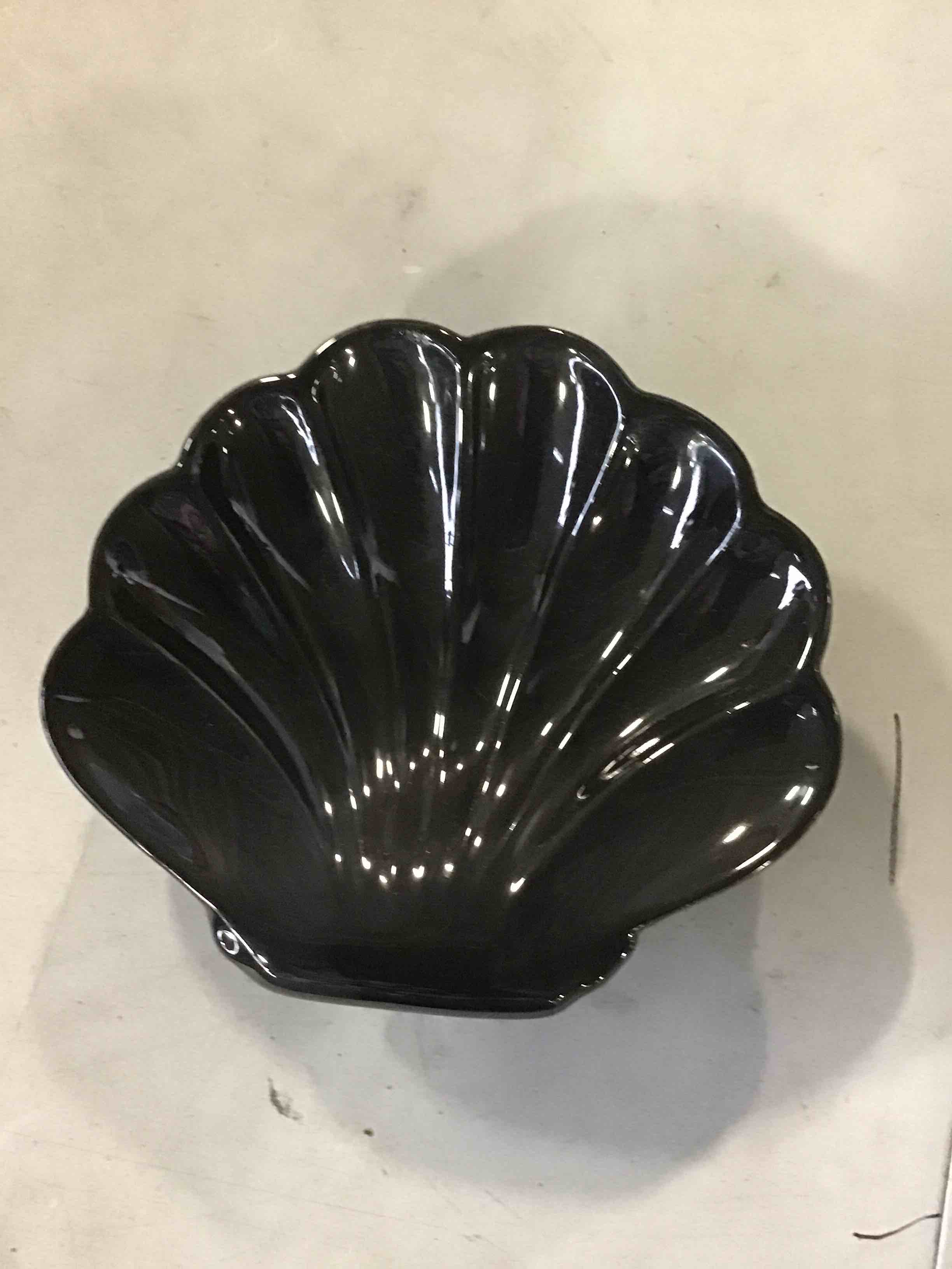 Delfin 2 Qt. Black Scallop Shell Bowl