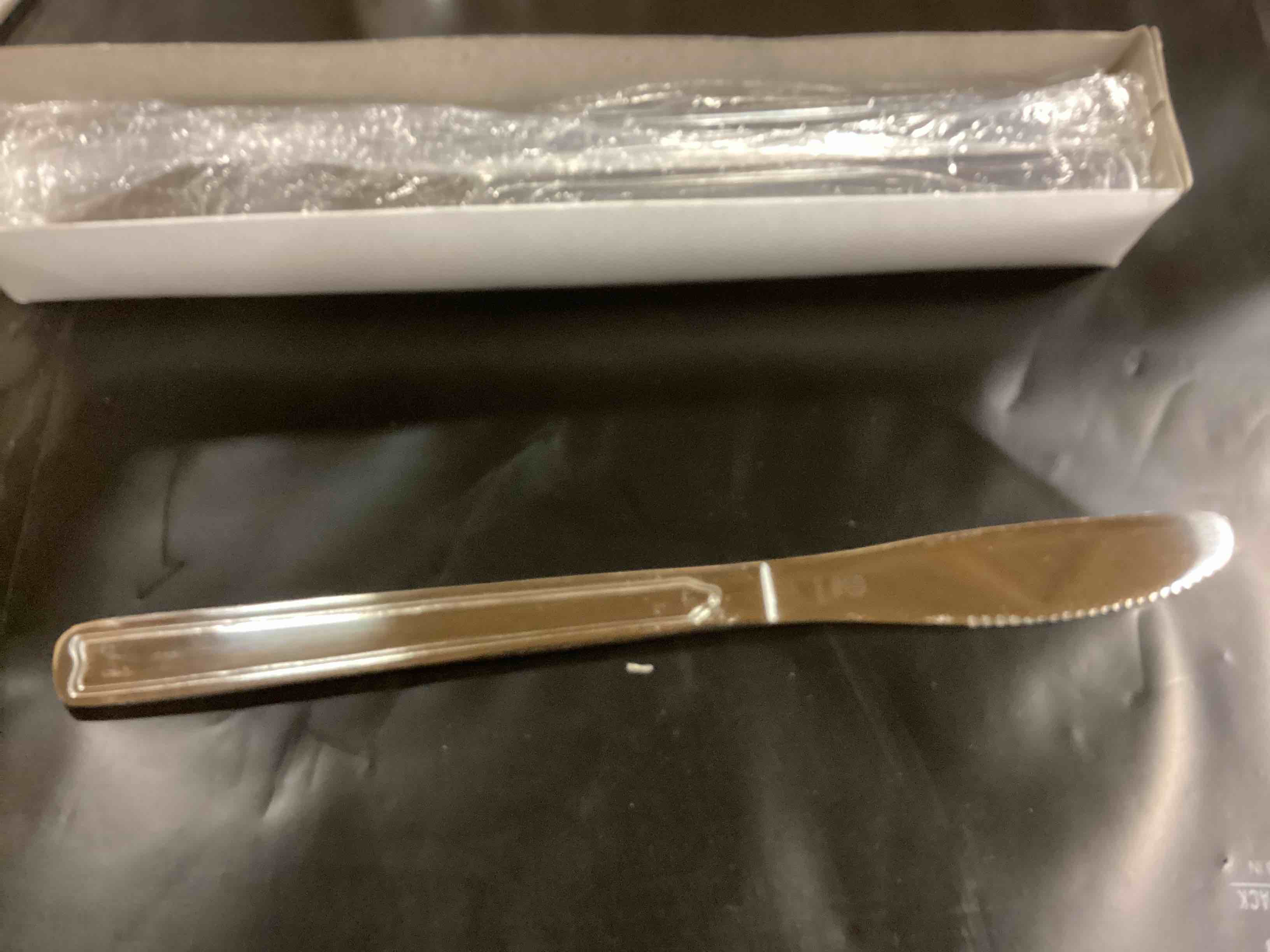 WORLD TABLEWARE MEDIUM WEIGHT SOLID HANDLE DINNER KNIVES, 1 DOZEN PER PACK