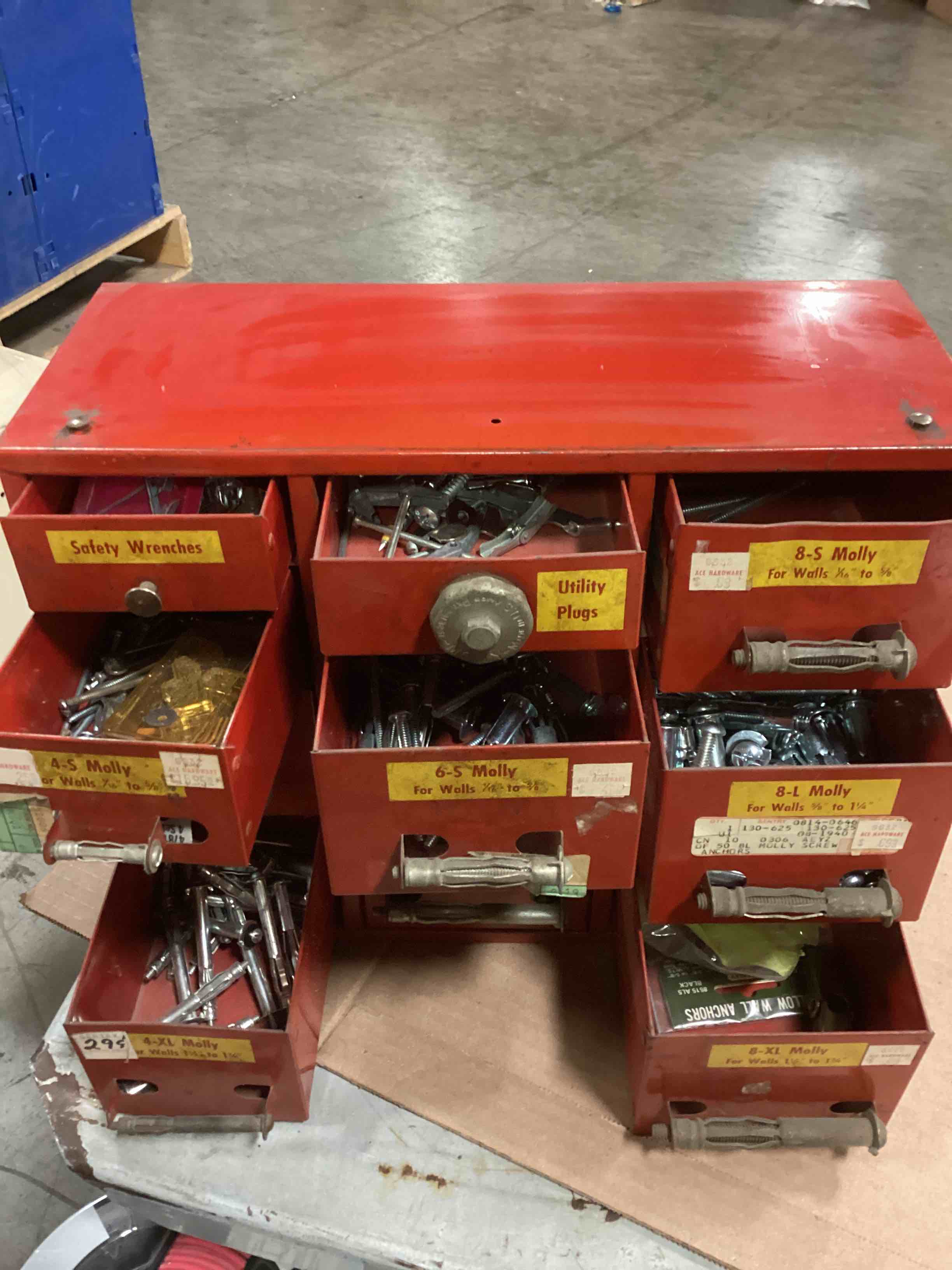 ASSORTMENT OF UTILITY PLUGS, MOLLY, SCREWS, DISPLAY CASE AND MUCH MORE