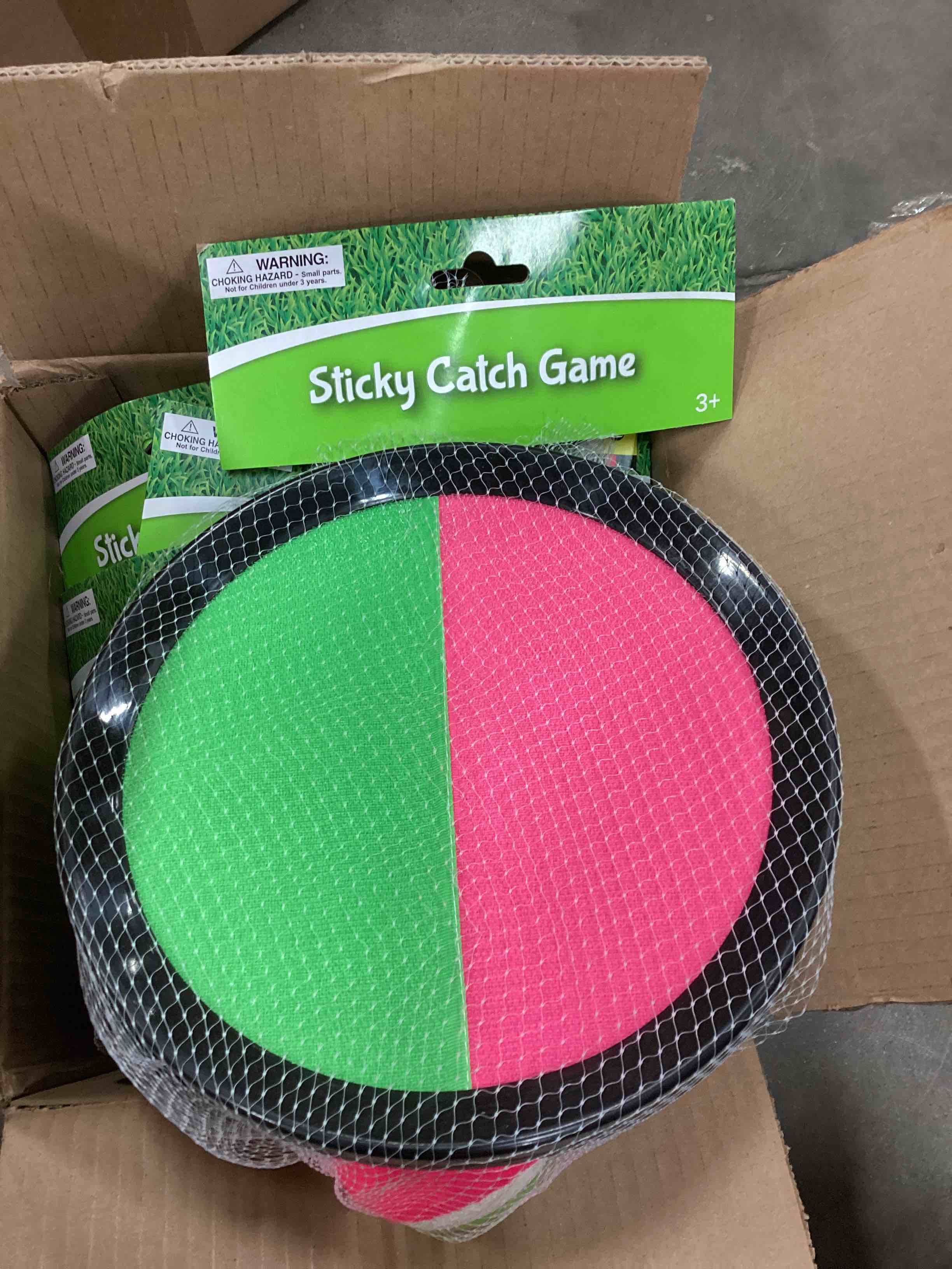 STICKY CATCH GAME INCLUDES 2 PADDLES AND BALL