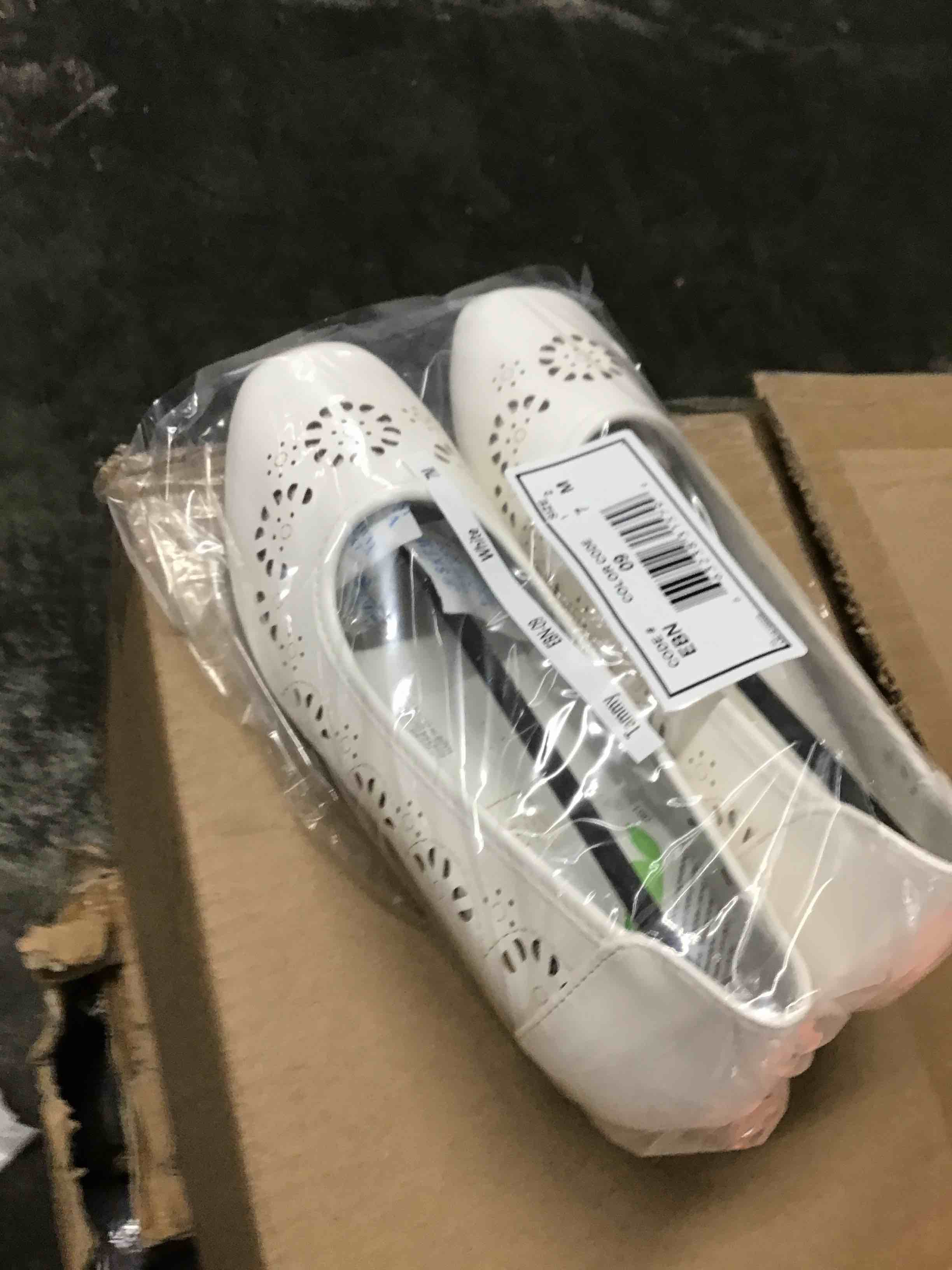 CLASSIQUE PU White women’s shoes (Size 7M)