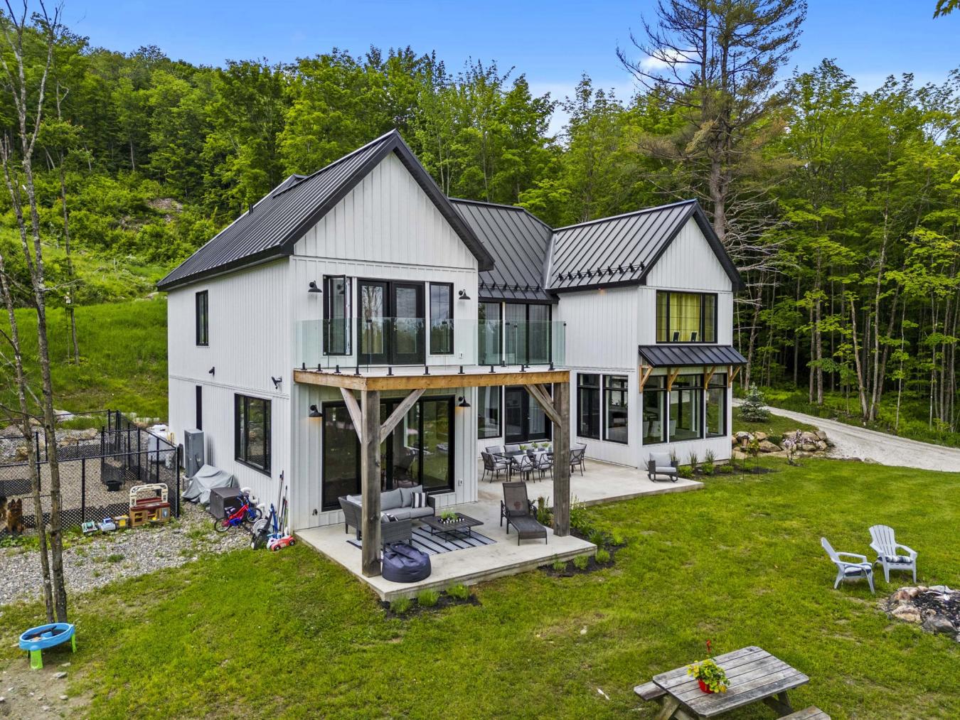 Farmhouse par Excellence | Austin, QC | eXp Luxury