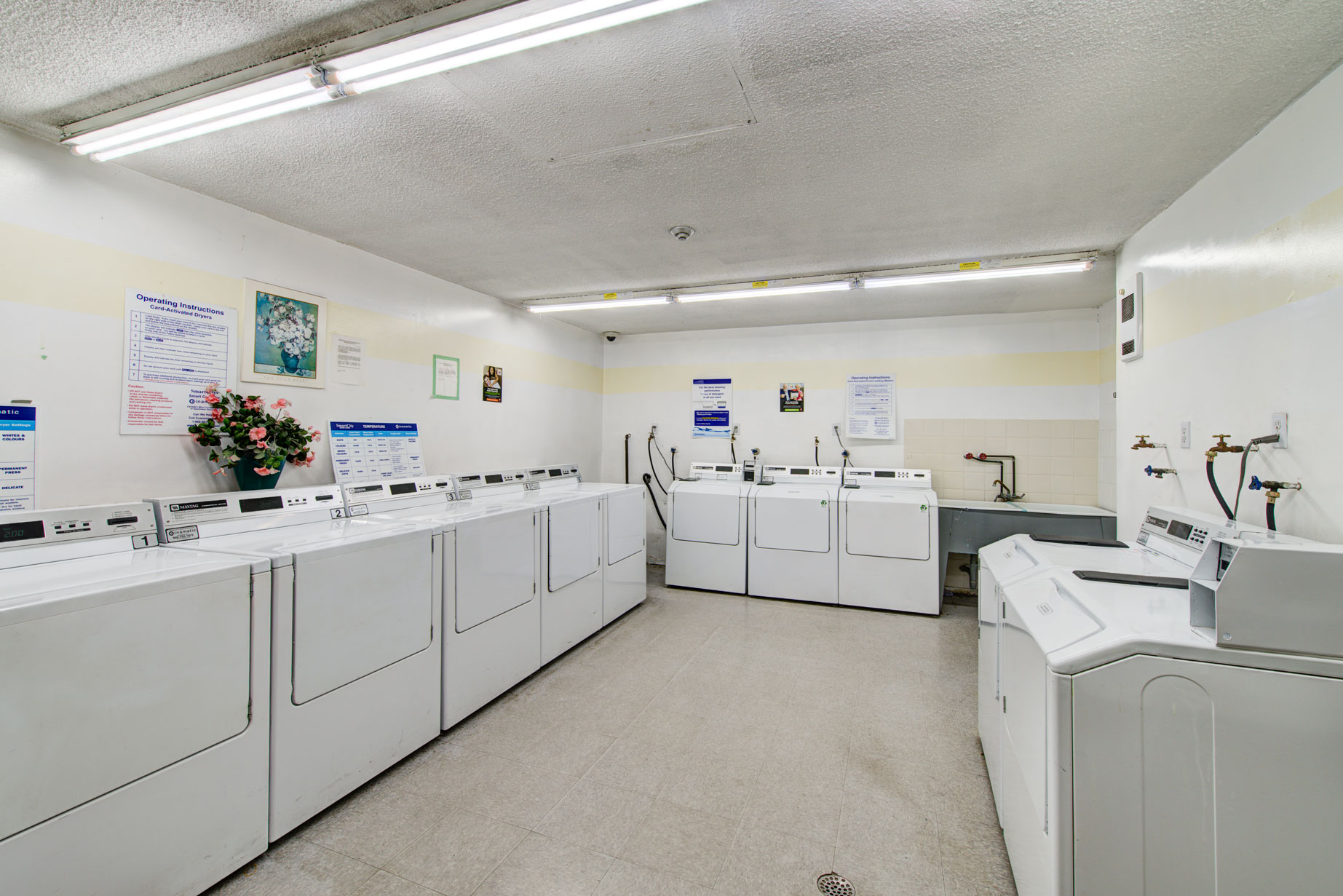 Elizabeth Towers: Port Credit Apartments | Compten