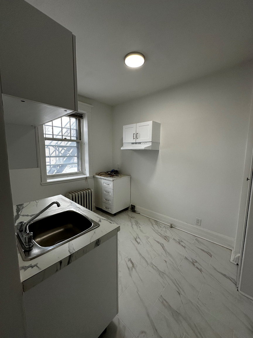 2144 Decarie - 2144 Boulevard Décarie, Montréal, QC