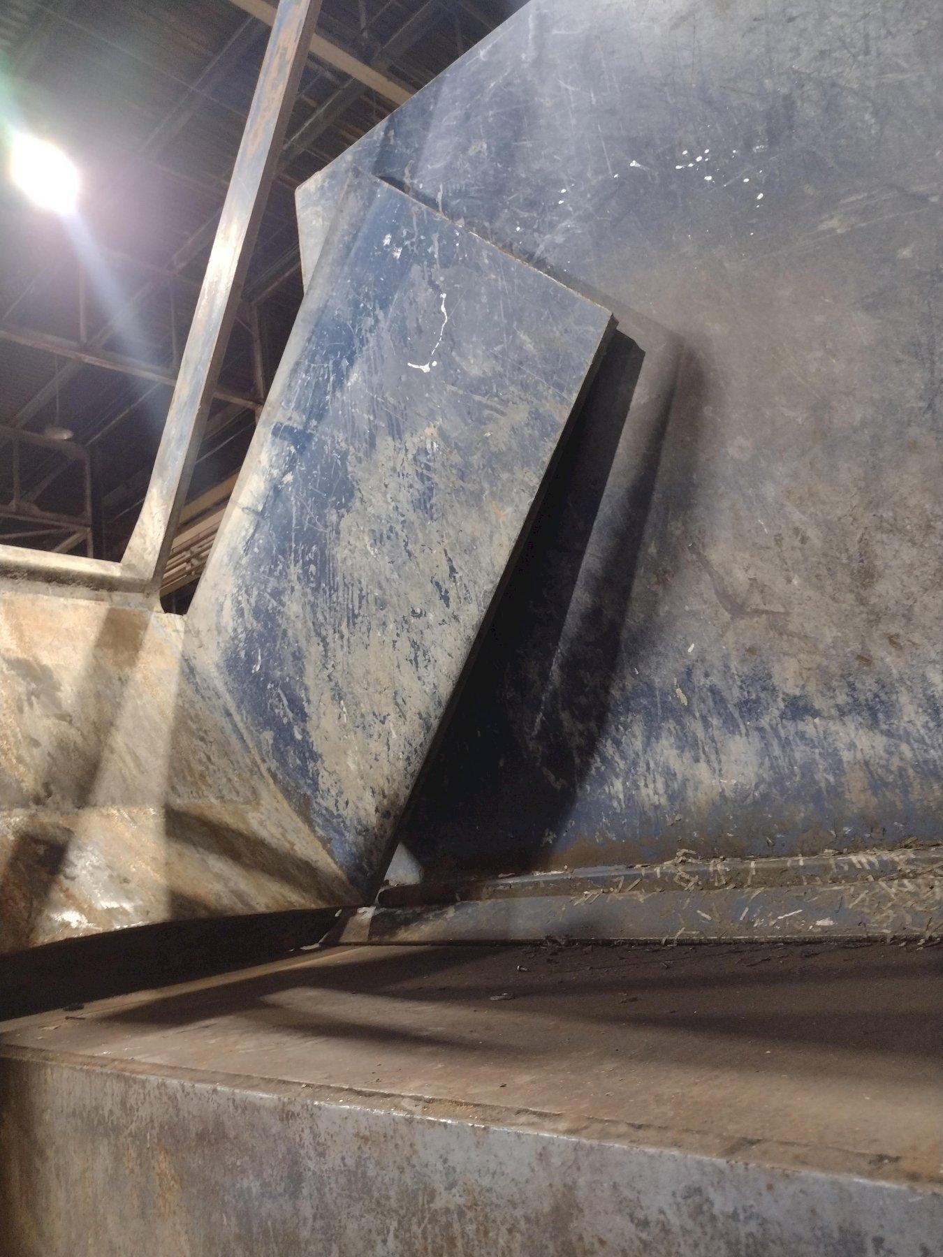 UNIVERSAL COMMERCIAL COMPACTOR AND UTILITY TILT TRUCKS: STOCK #19458