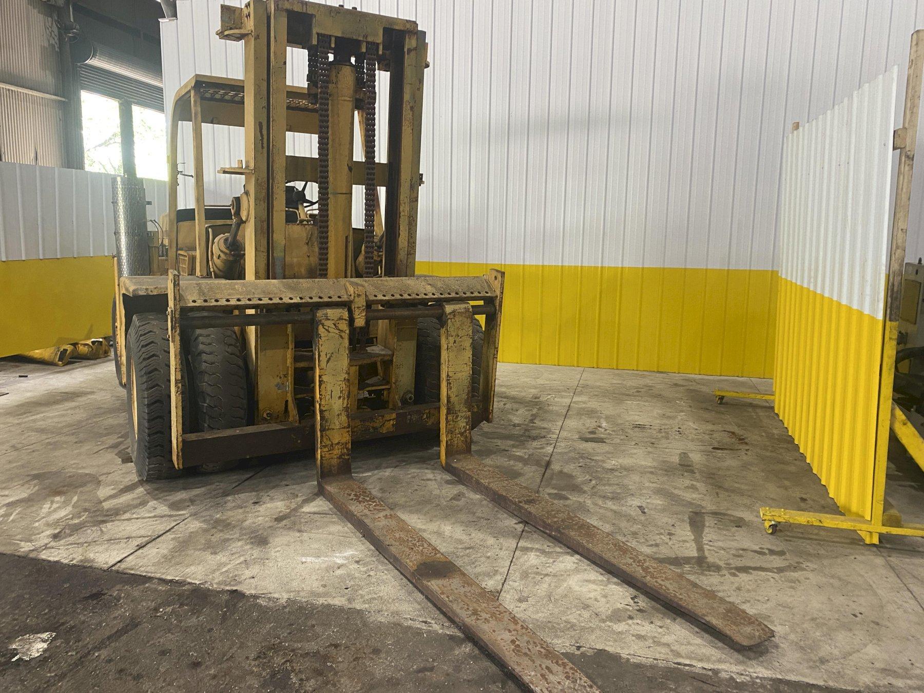 16,000 LBS CLARK FORKLIFT: STOCK 18688