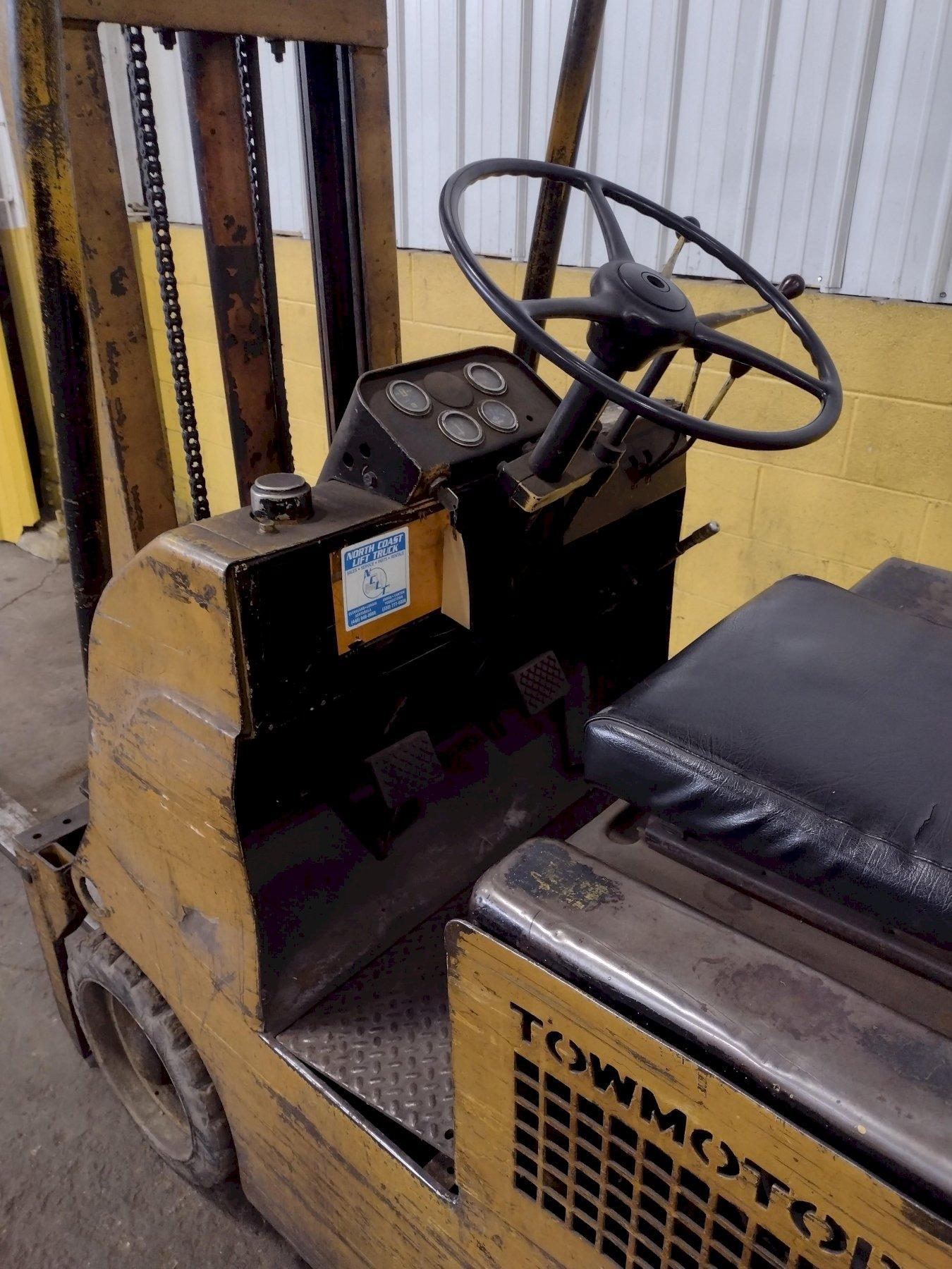 3000 LBS TOWMOTOR MODEL #4225 LP GAS FORKLIFT: STOCK #17287