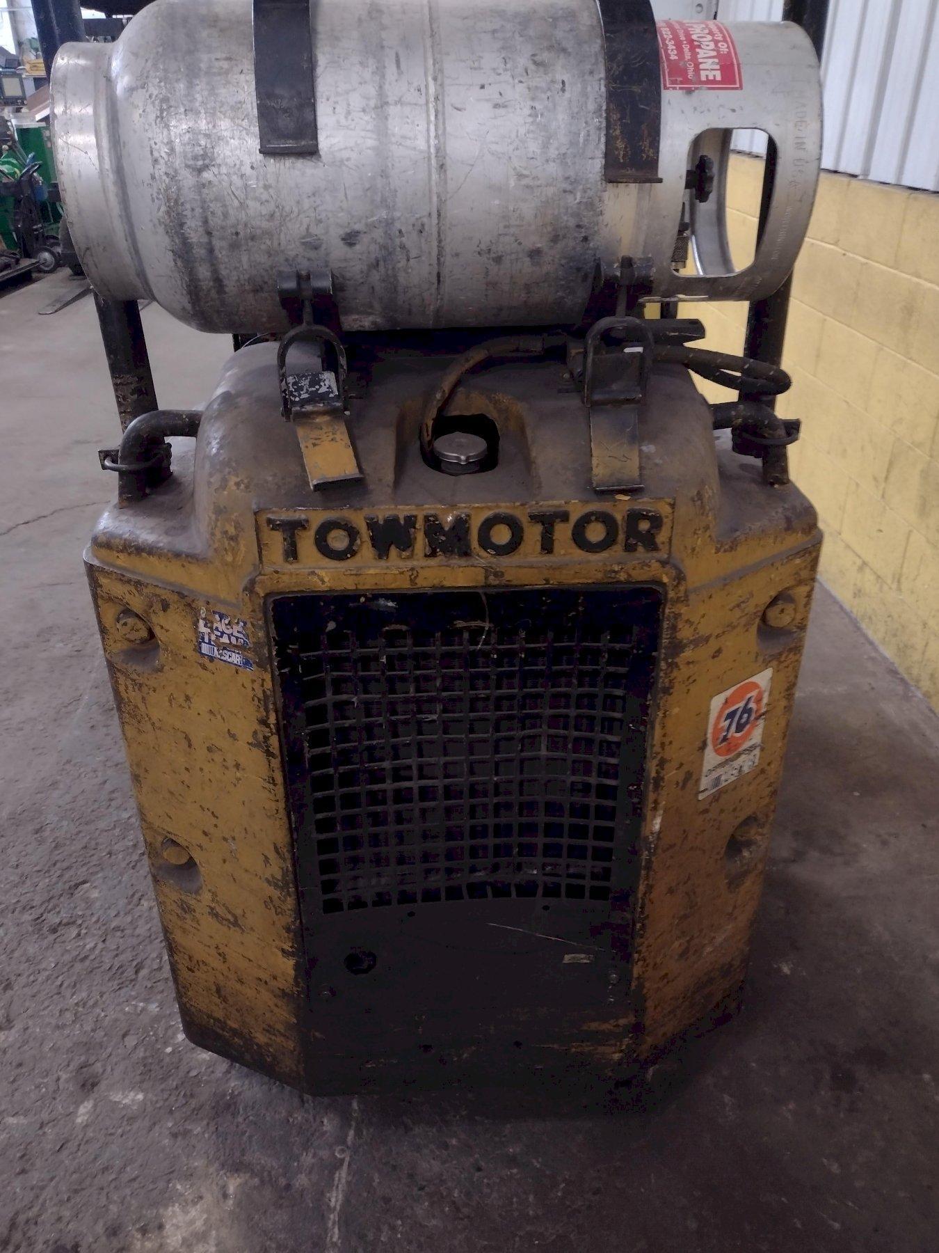 3000 LBS TOWMOTOR MODEL #4225 LP GAS FORKLIFT: STOCK #17287