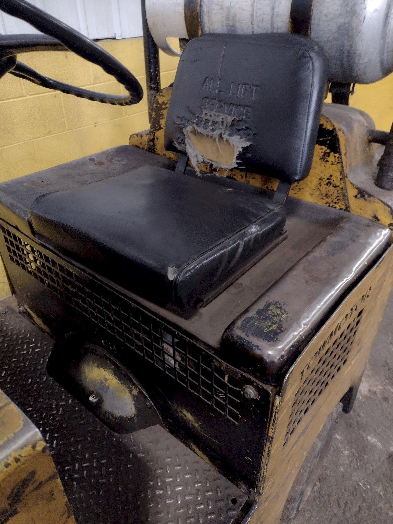 3000 LBS TOWMOTOR MODEL #4225 LP GAS FORKLIFT: STOCK #17287