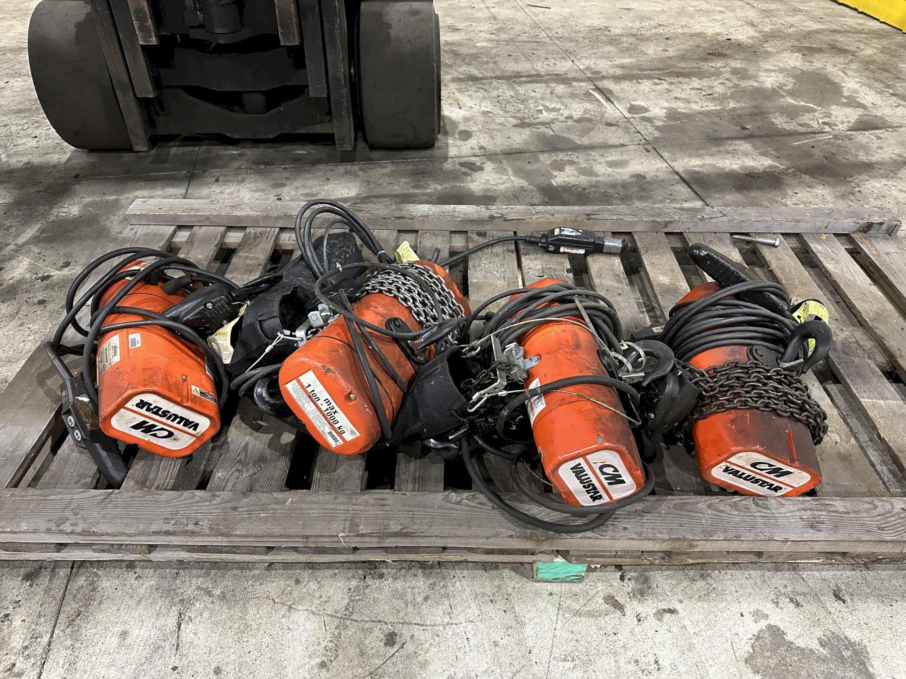 1 TON CONTRX WALL MOUNTED SWING JIB CRANE & 1 TON CM HOIST: STOCK #21828