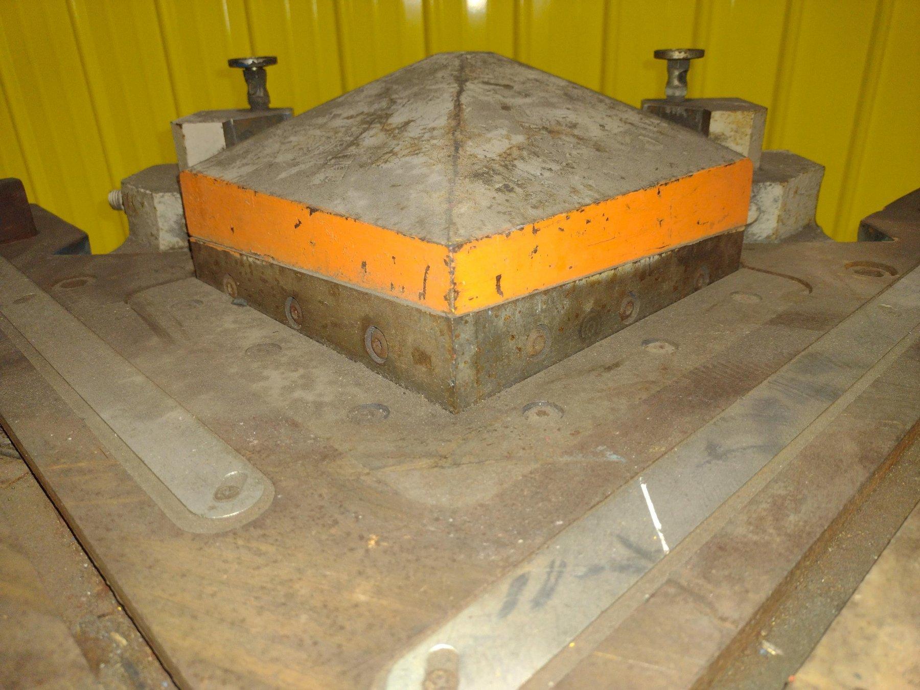8 5 8 X 8 5 8 X 1 8 AMADA MODEL CS 220 HYDRAULIC NOTCHER STOCK 12212