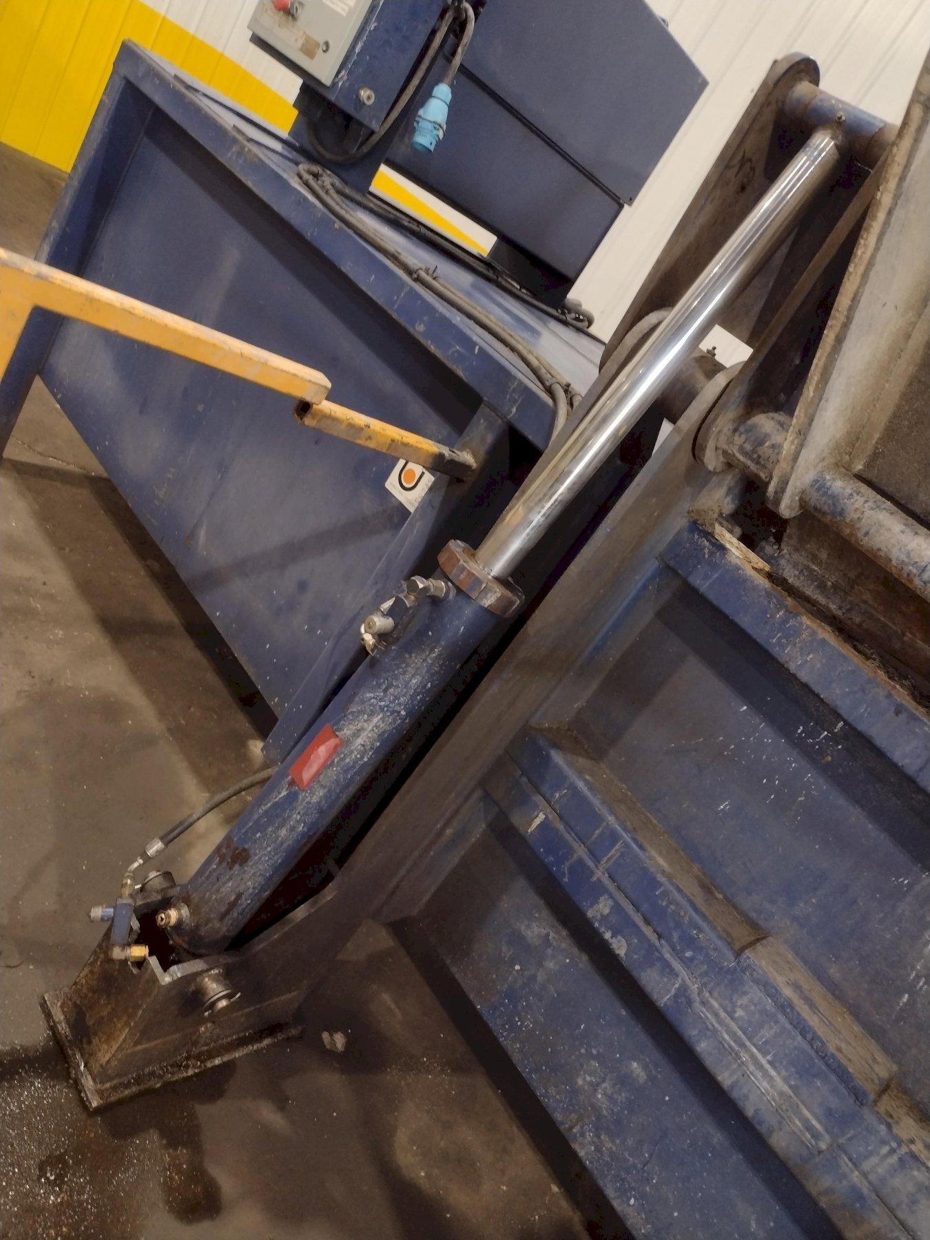 UNIVERSAL COMMERCIAL COMPACTOR AND UTILITY TILT TRUCKS: STOCK #19458