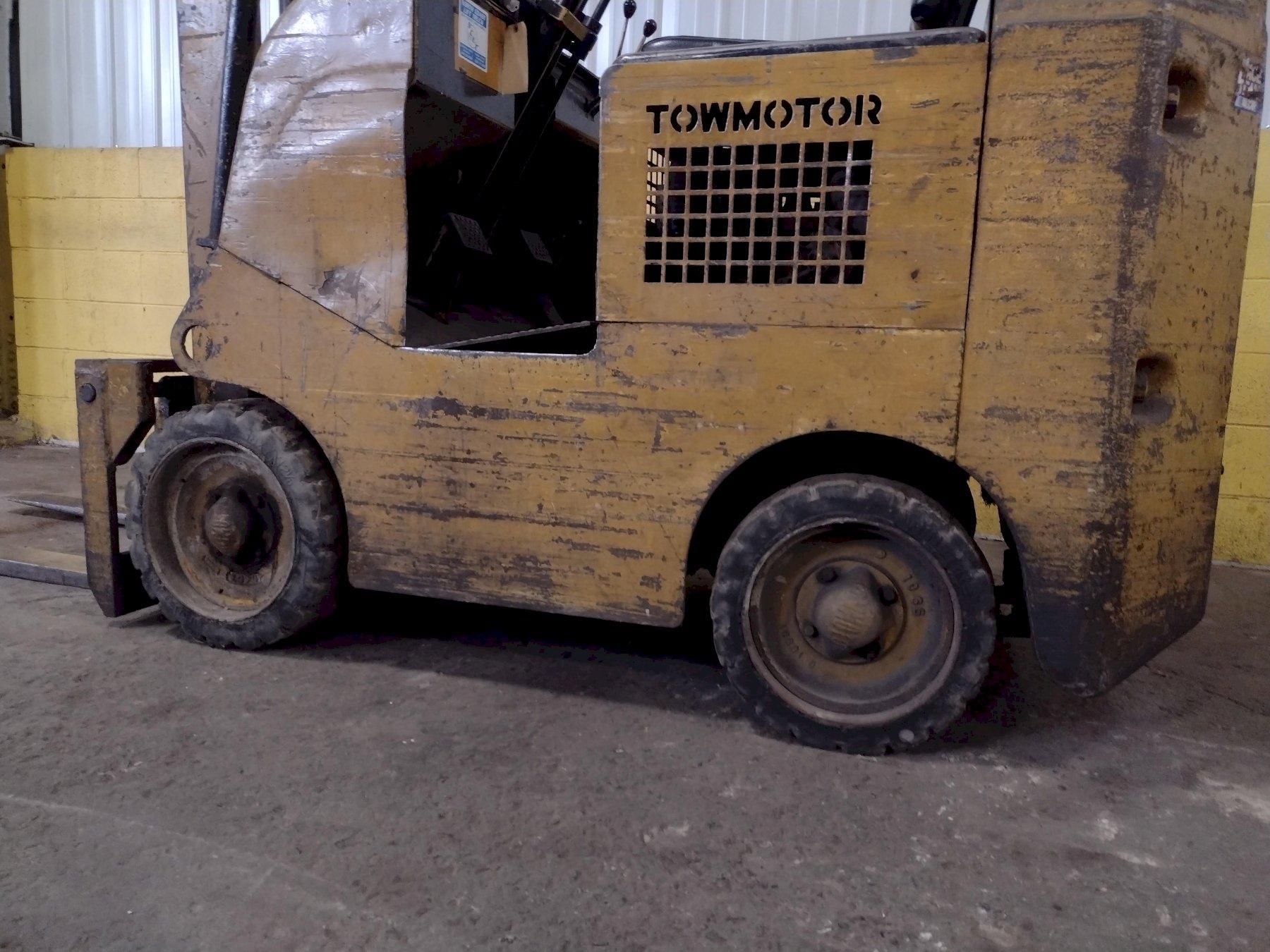 3000 LBS TOWMOTOR MODEL #4225 LP GAS FORKLIFT: STOCK #17287