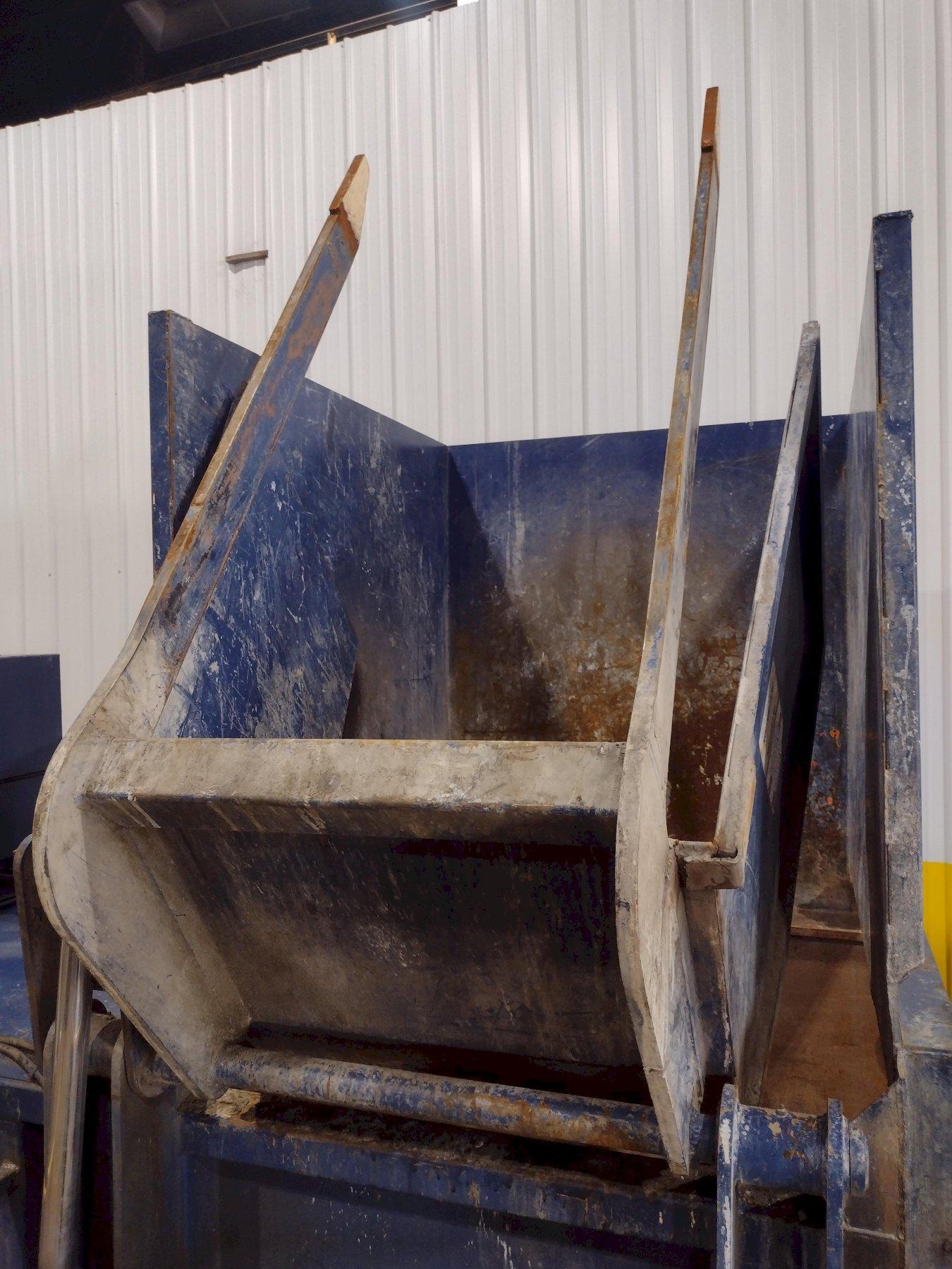 UNIVERSAL COMMERCIAL COMPACTOR AND UTILITY TILT TRUCKS: STOCK #19458