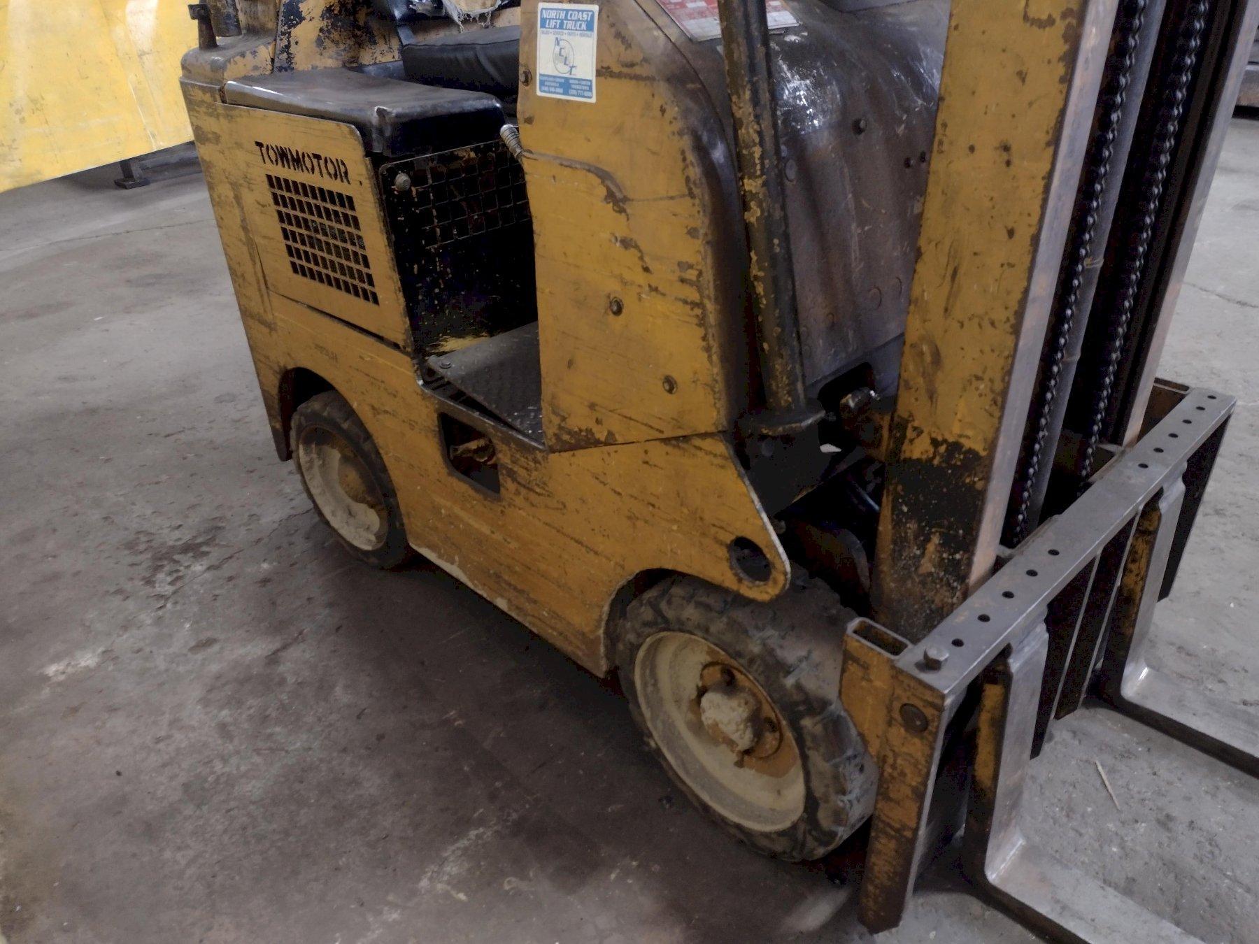 3000 LBS TOWMOTOR MODEL #4225 LP GAS FORKLIFT: STOCK #17287
