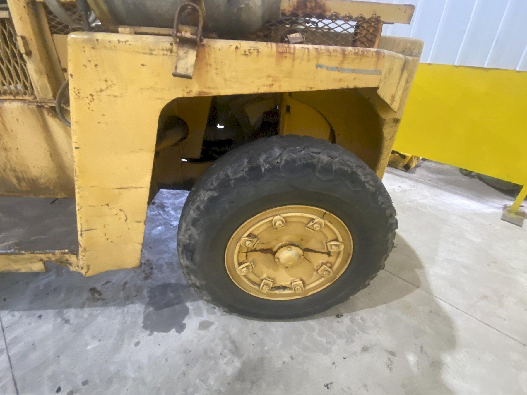 16,000 LBS CLARK FORKLIFT: STOCK 18688