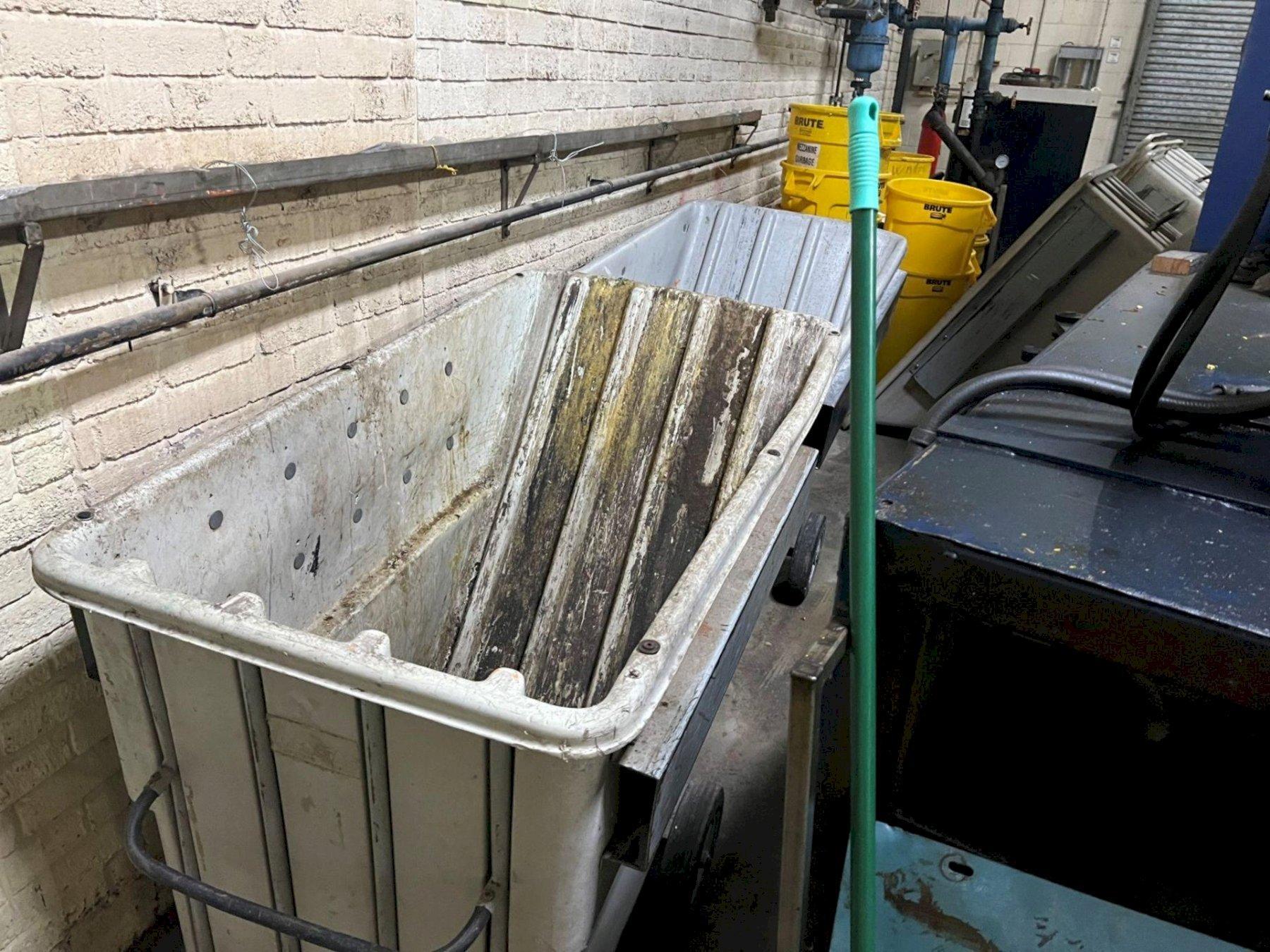 UNIVERSAL COMMERCIAL COMPACTOR AND UTILITY TILT TRUCKS: STOCK #19458