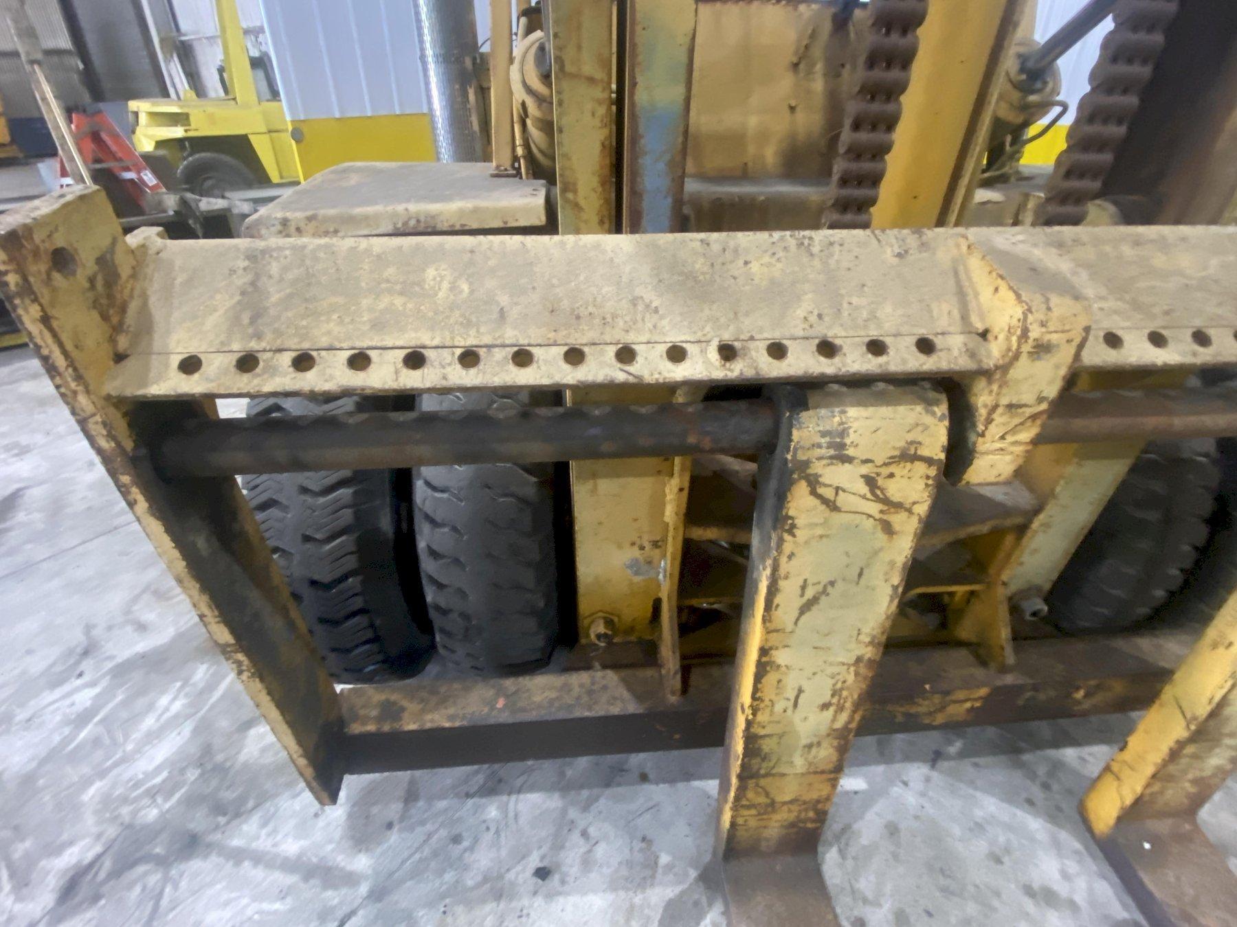 16,000 LBS CLARK FORKLIFT: STOCK 18688