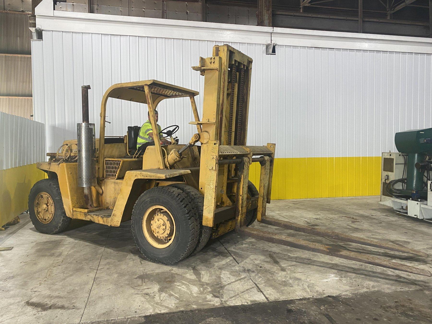 16,000 LBS CLARK FORKLIFT: STOCK 18688