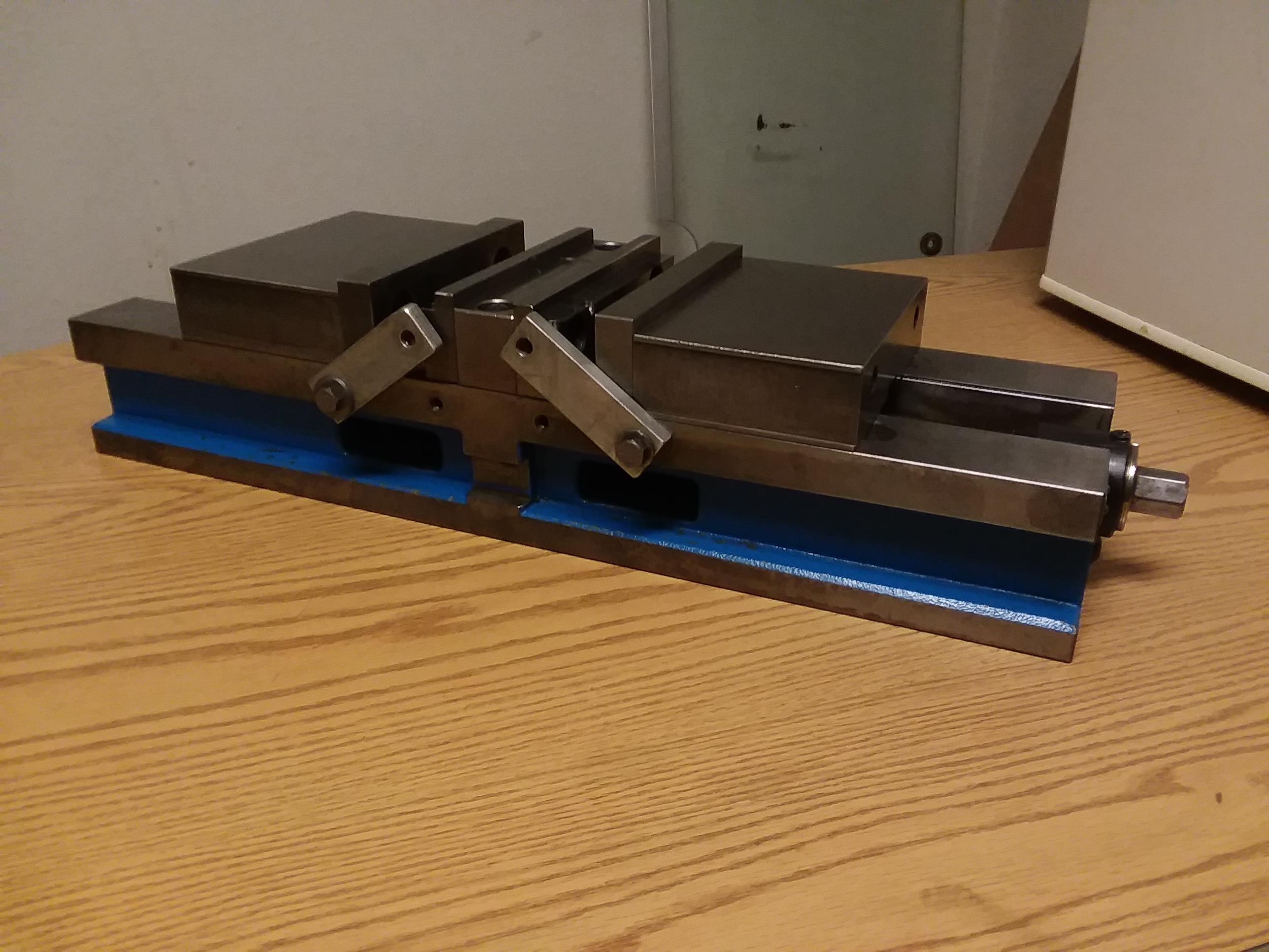 1 – PREOWNED KURT 6 in MANUAL DOUBLE STATION MACHINE VISE, MODEL DL640 ...