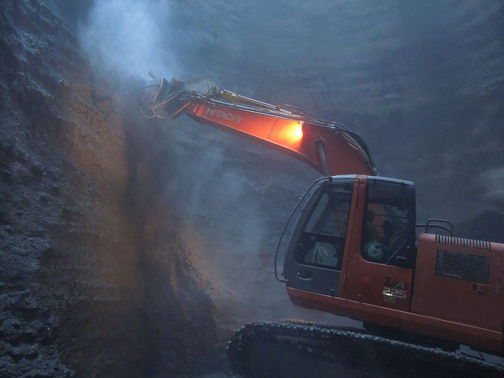 AQ4 on Hitachi 225 for Tunnel Excavation | Antraquip